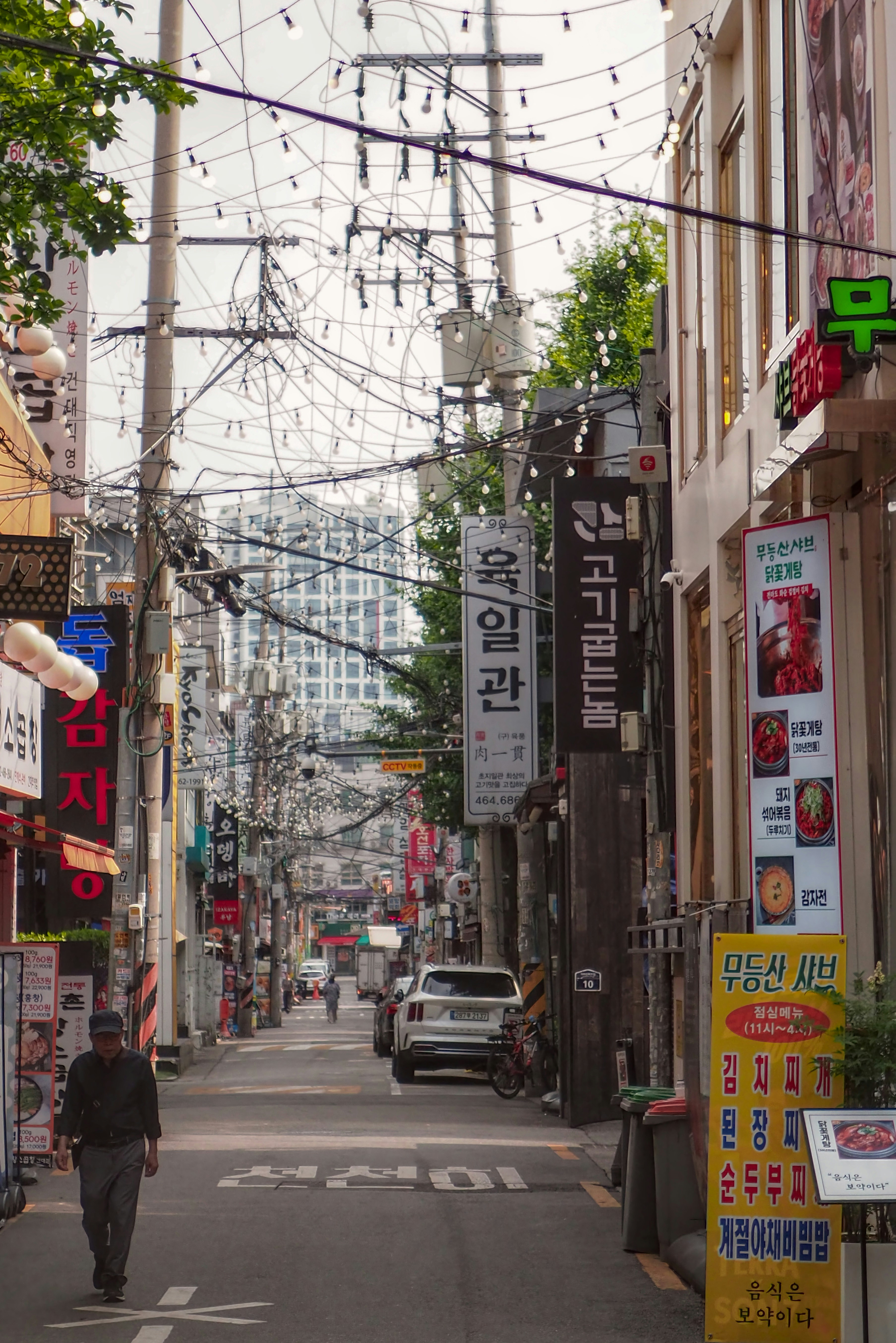 Neon Street Pulse: A Busy Korean Alley Under String Lights