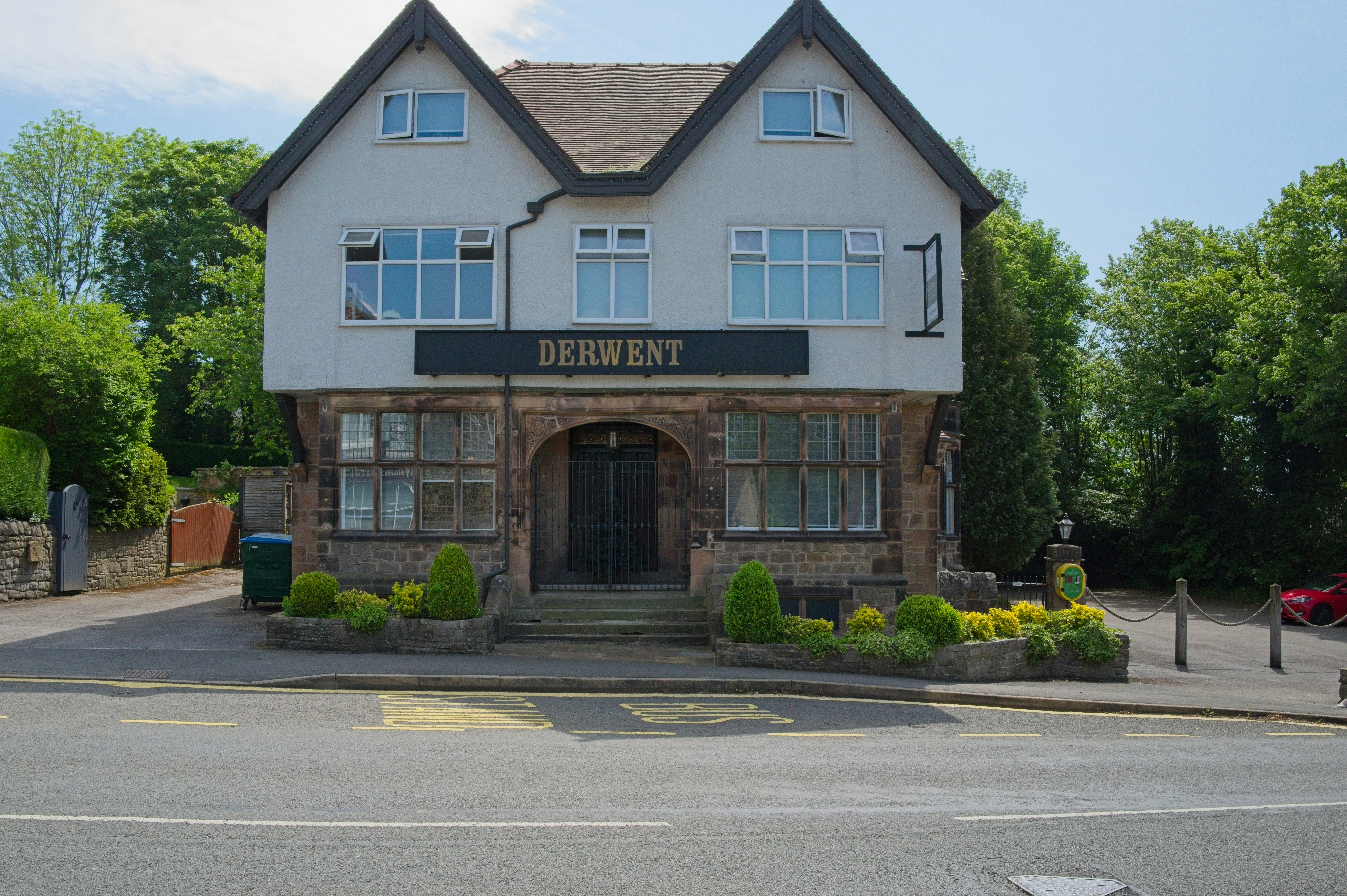 Derwent Pub: Classic Fishergate-Faced Inn Beneath a Verdant Canopy