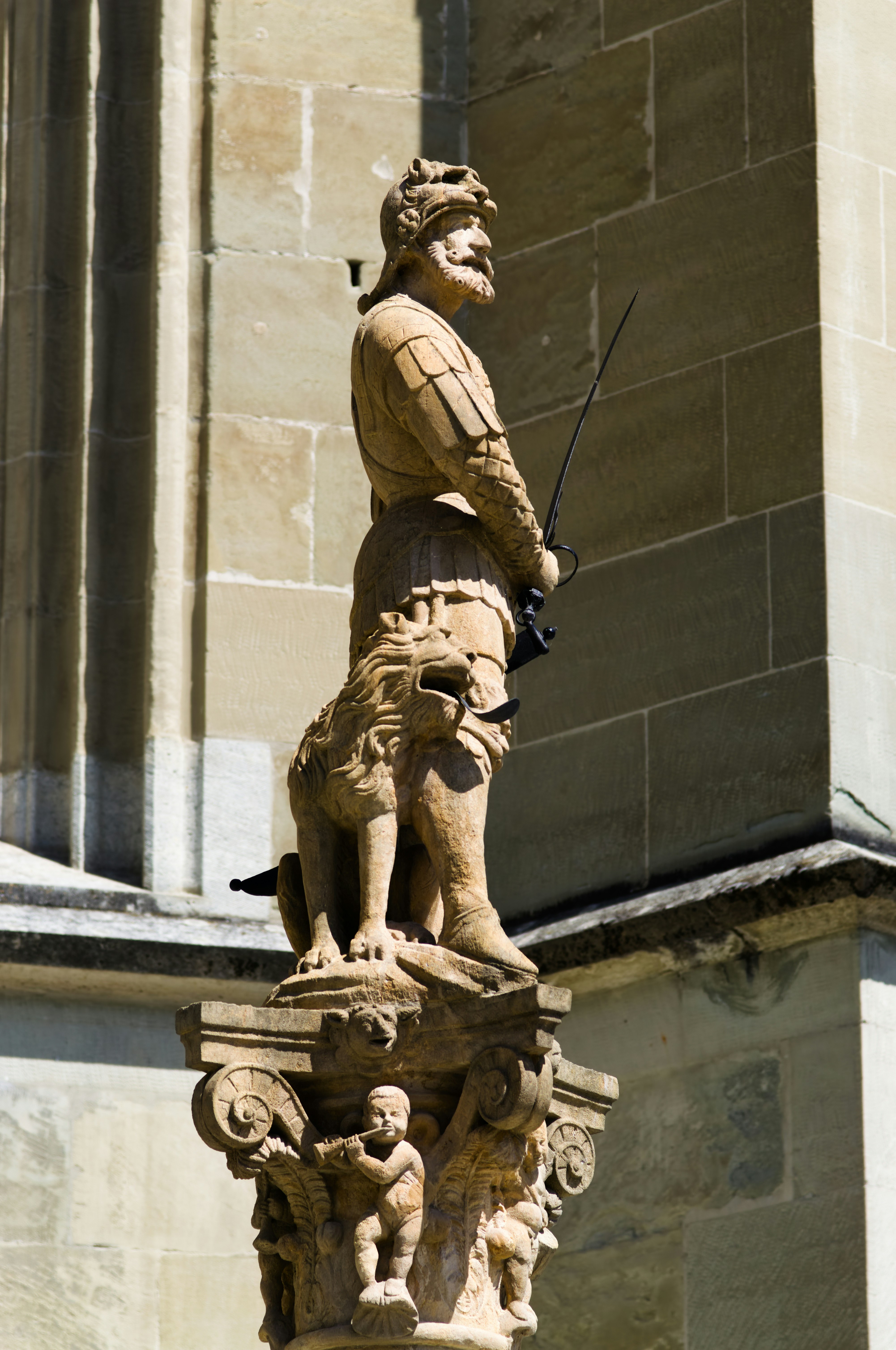 Stone Sentinel: A Knightly Figure Framing a Historic Facade