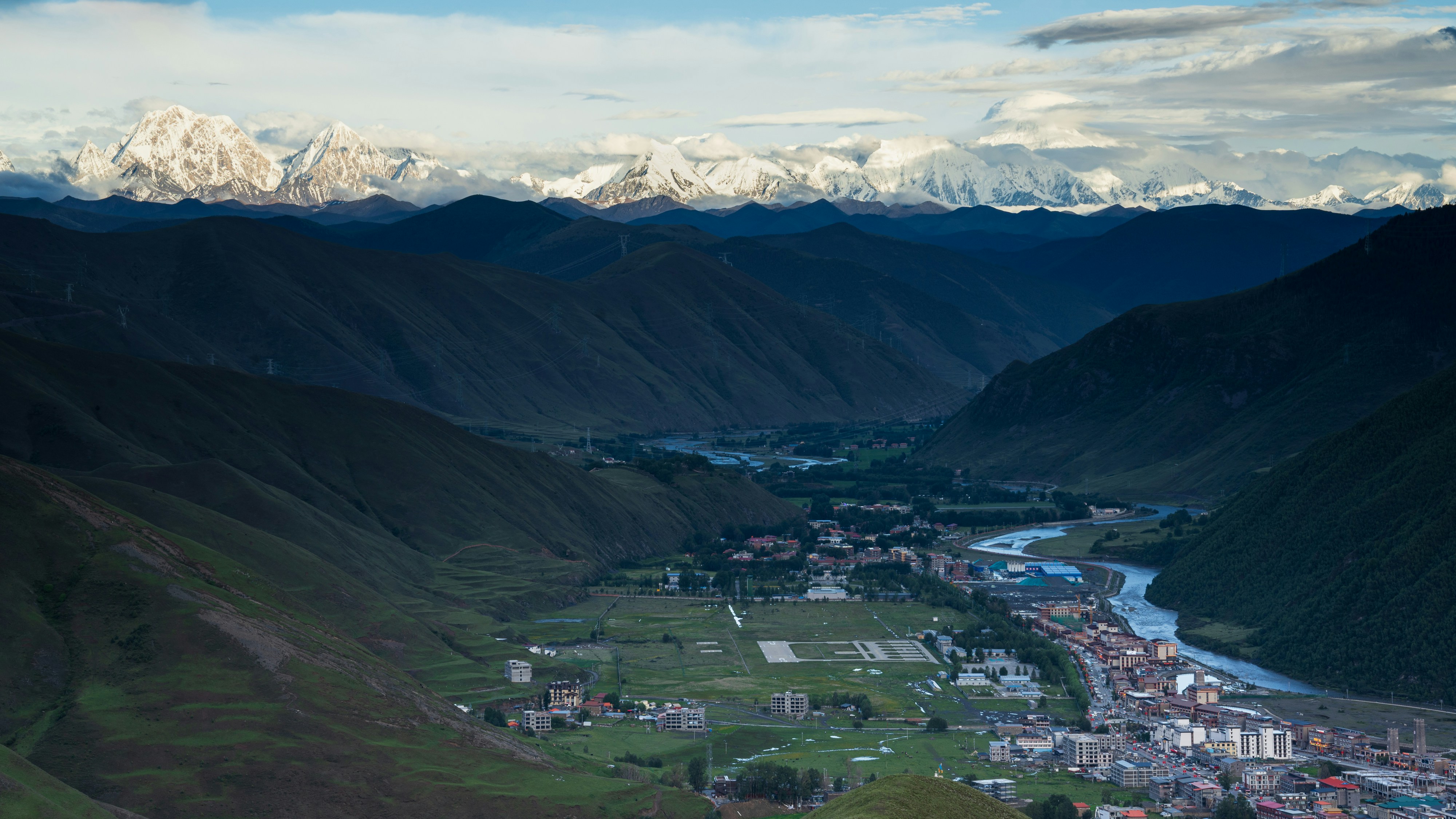 Vale of Vistas: A Mountain Town Quietly Nestled in Light and Shadow