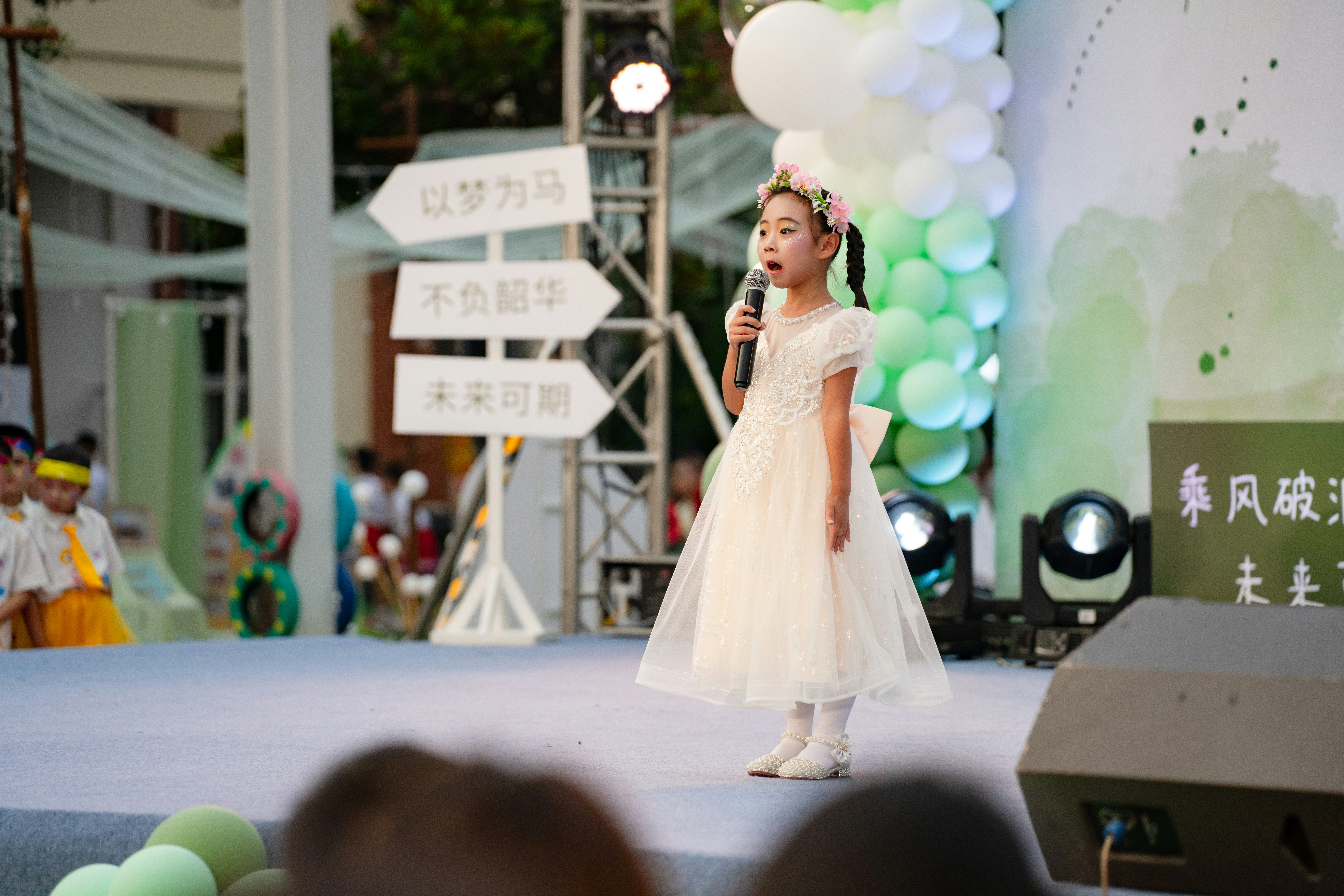 Little Rose on Stage: A Soft-Glow Solo