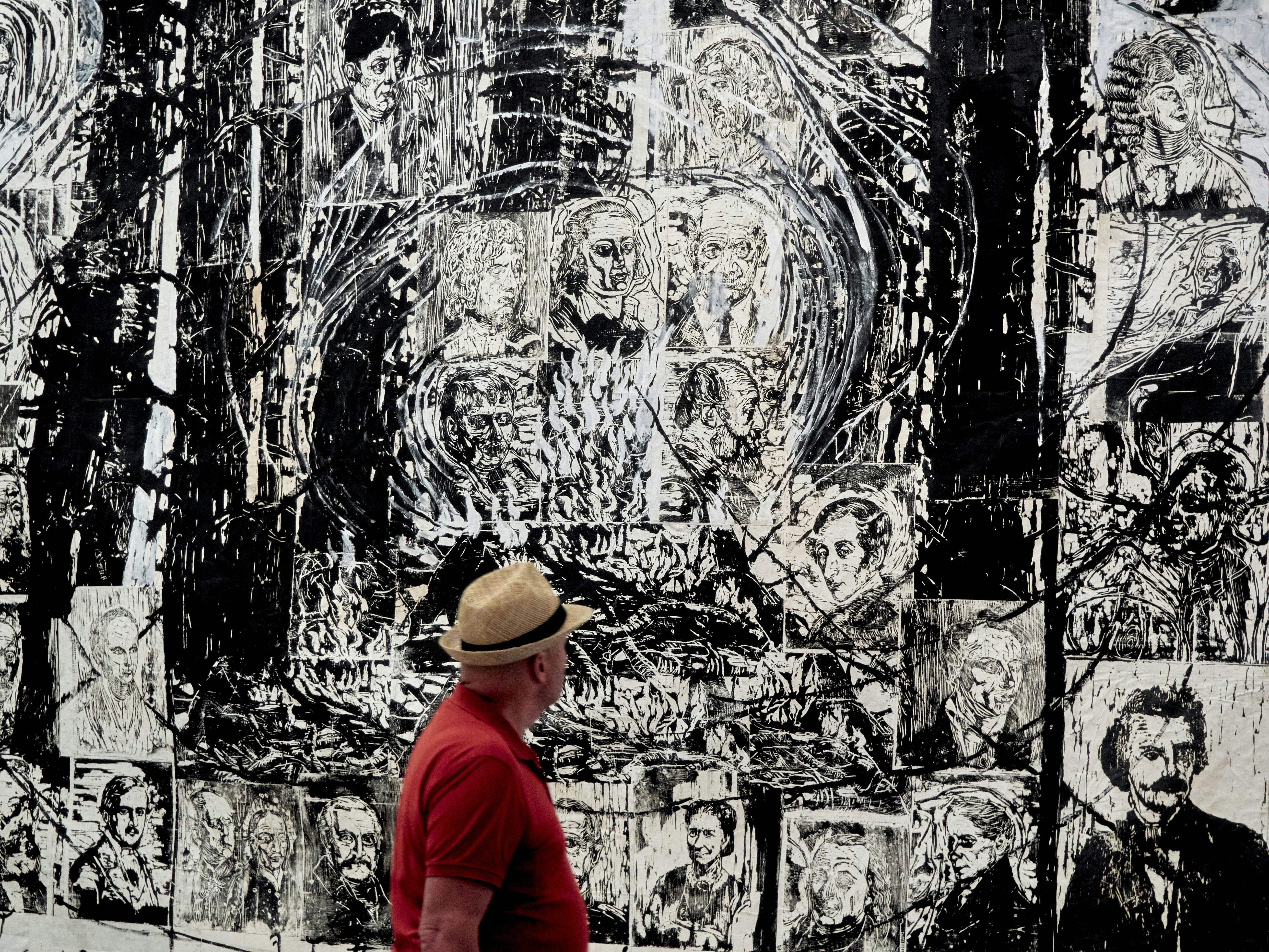 Red shirt, black-and-white mural: a street portrait amid sketches
