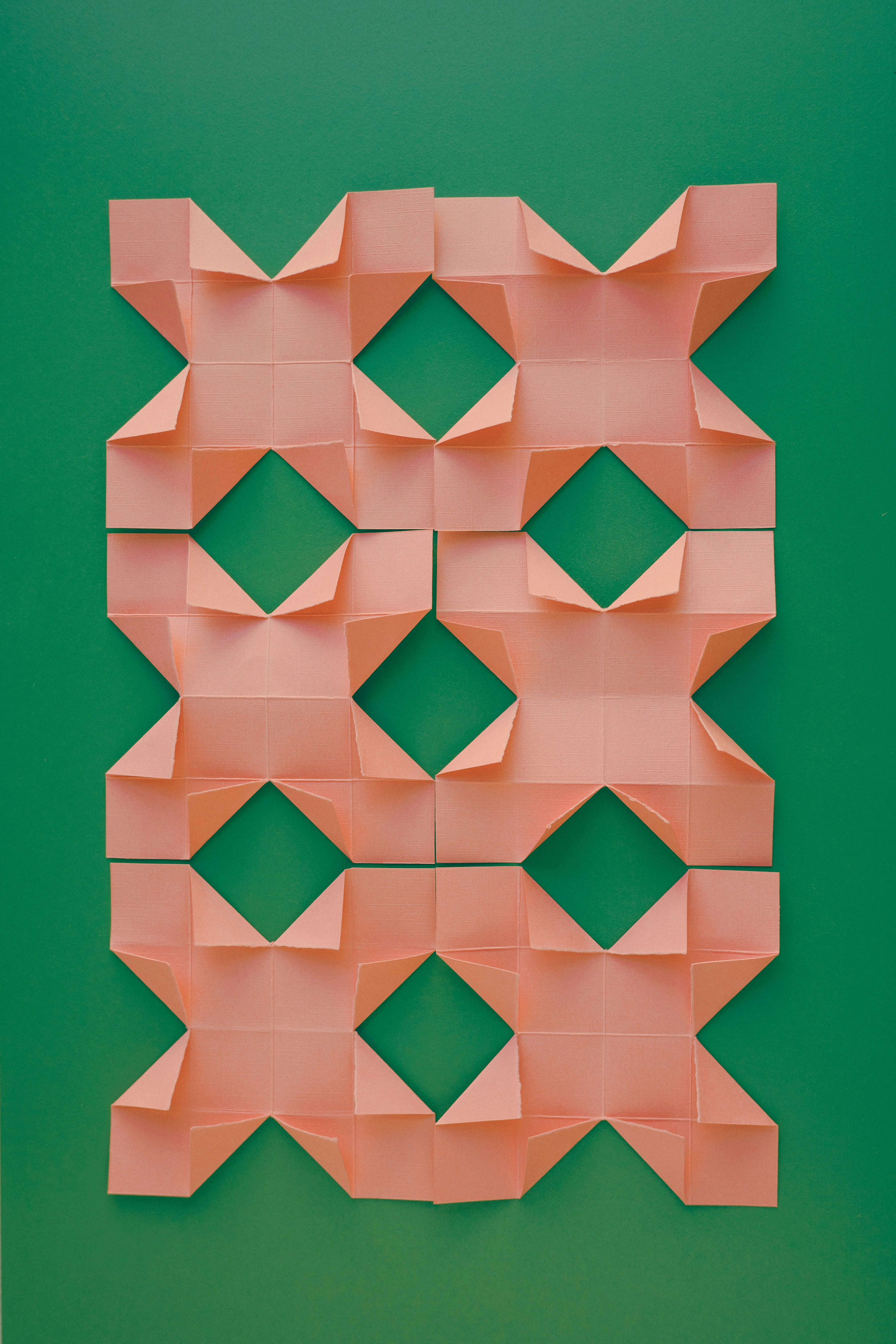 Betwixt the Mesh: Interlocking Corner Diamonds on a Green Field