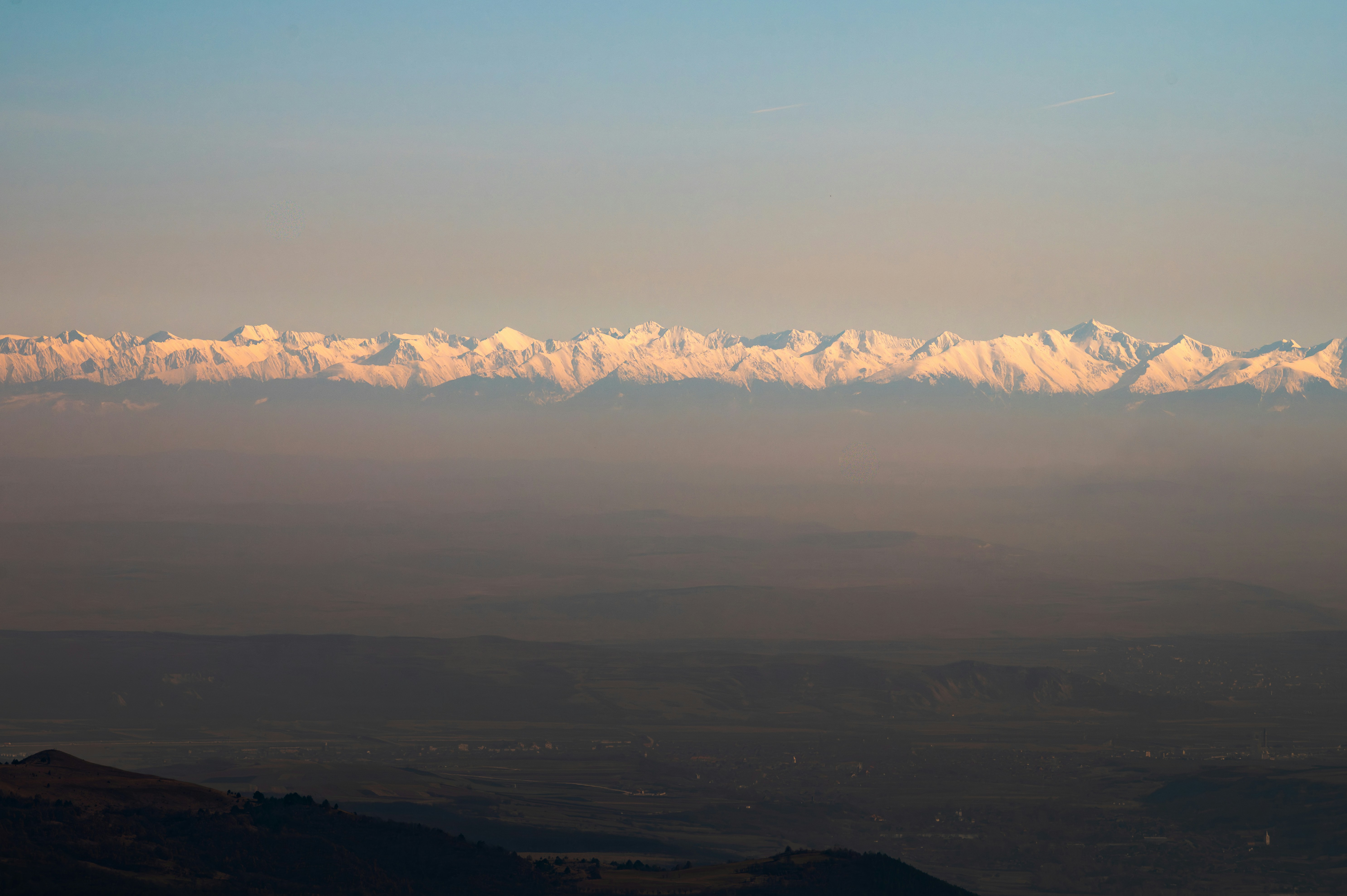 Dawn’s Snowline: A Quiet Ridge Suspended Above a Veiled Valley