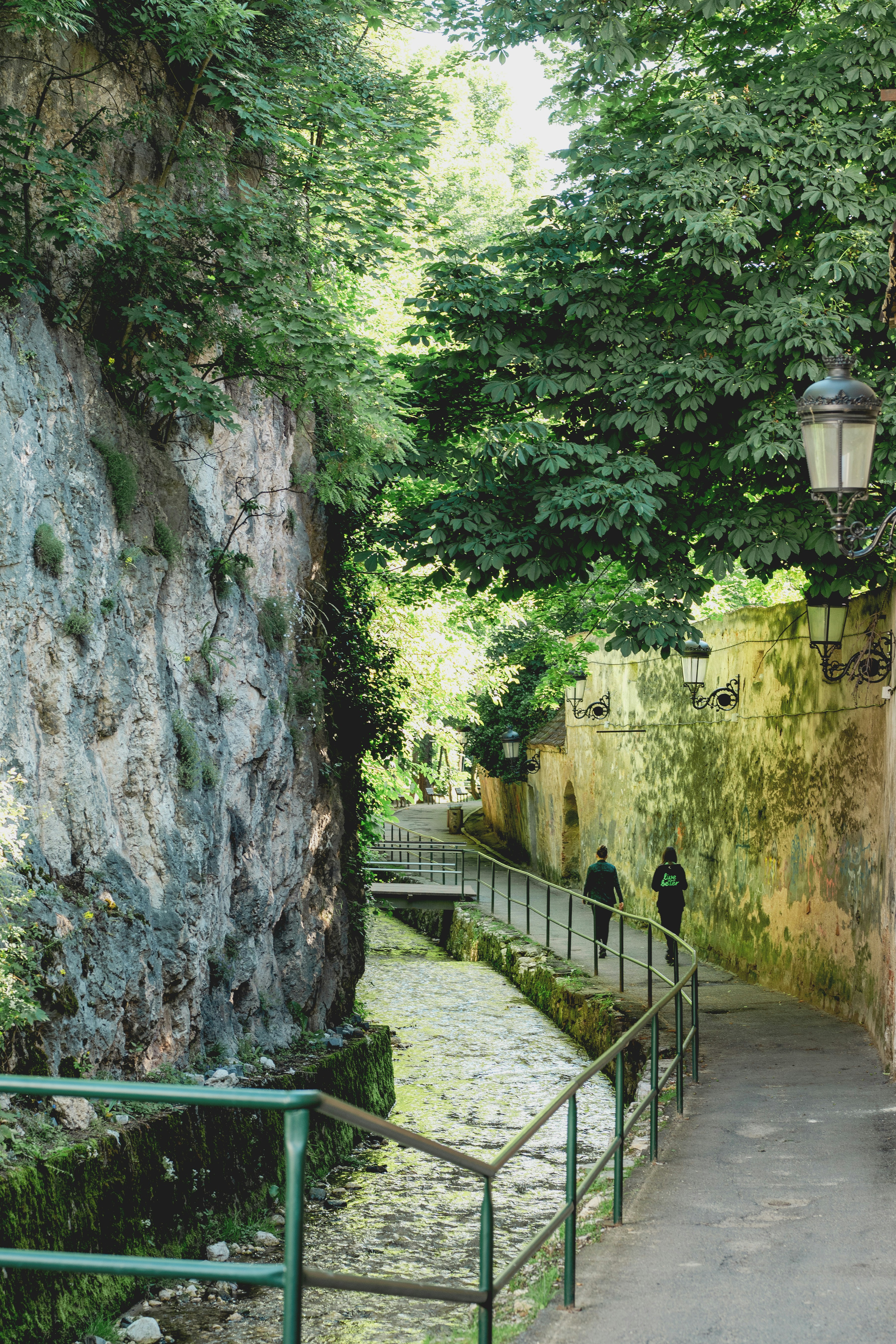 Along the Green Corridor: Cobblestones, Railings, and Quiet Footsteps