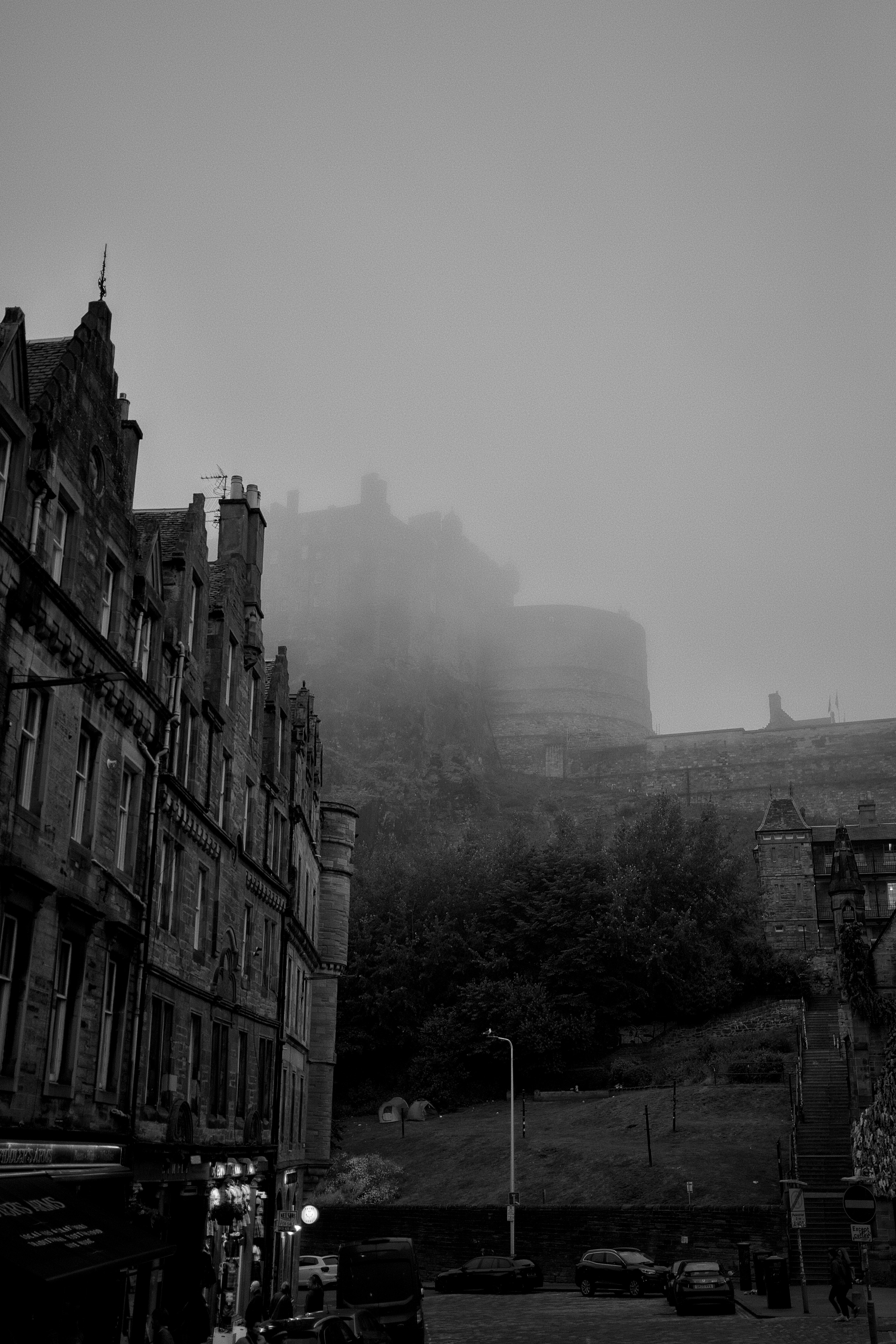 Misty Edinburgh Gables: A Fog-Wedged Climb Up the Auld Town