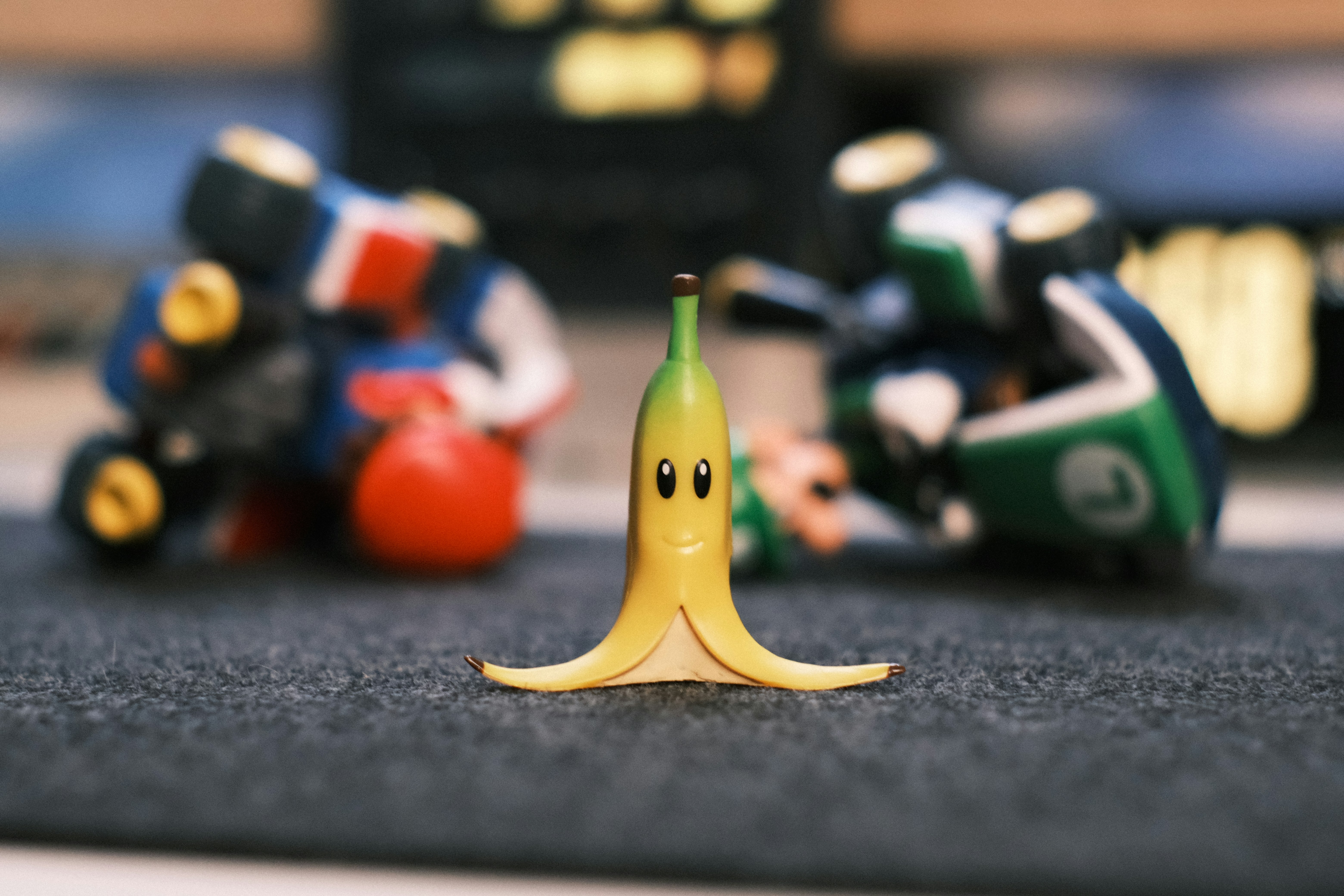 Banana Banana: A Tiny Hero Stands Between Racing Figures