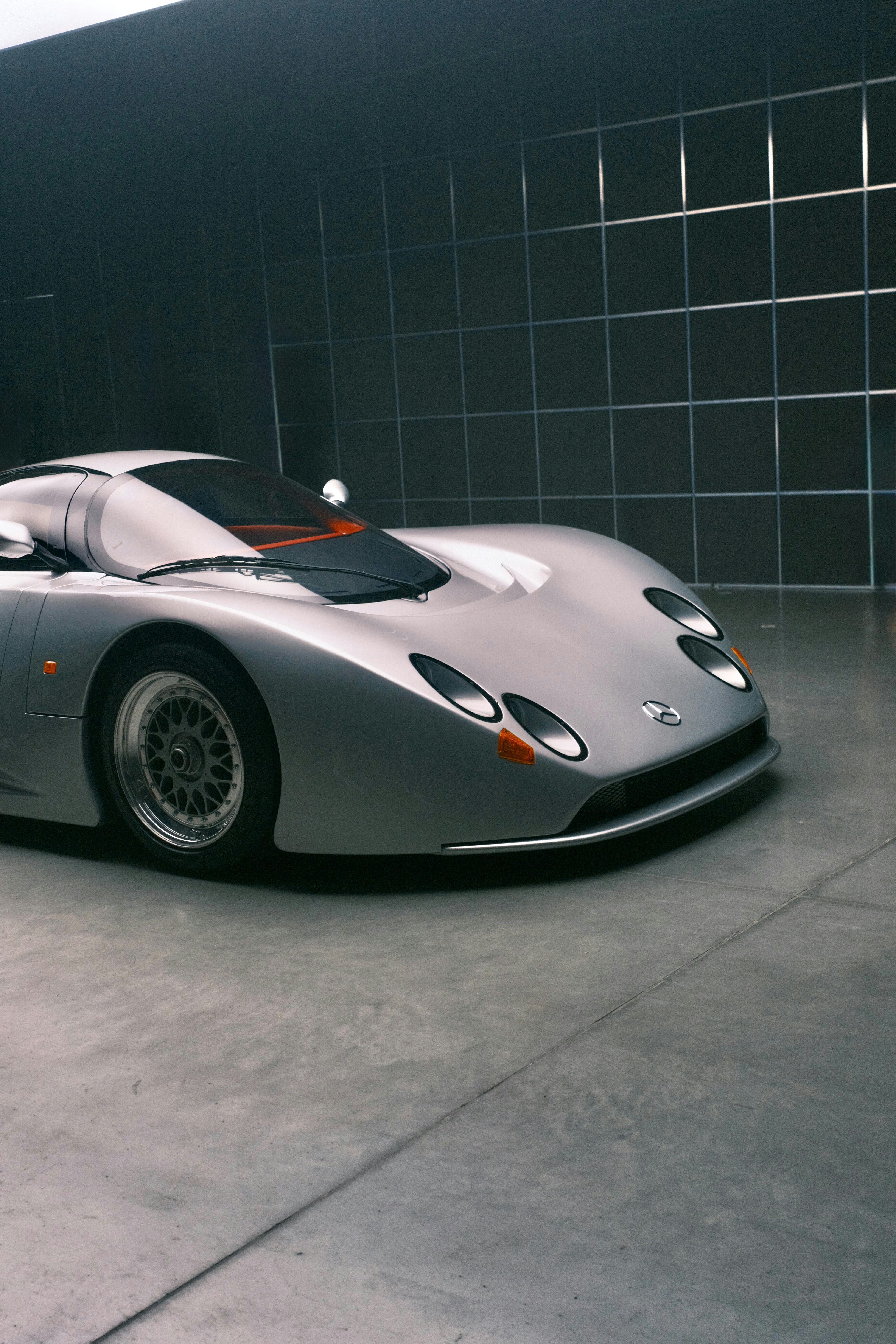 Silver Velocity: A gleaming Koenigsegg-like Sports Car in Minimalist Studio