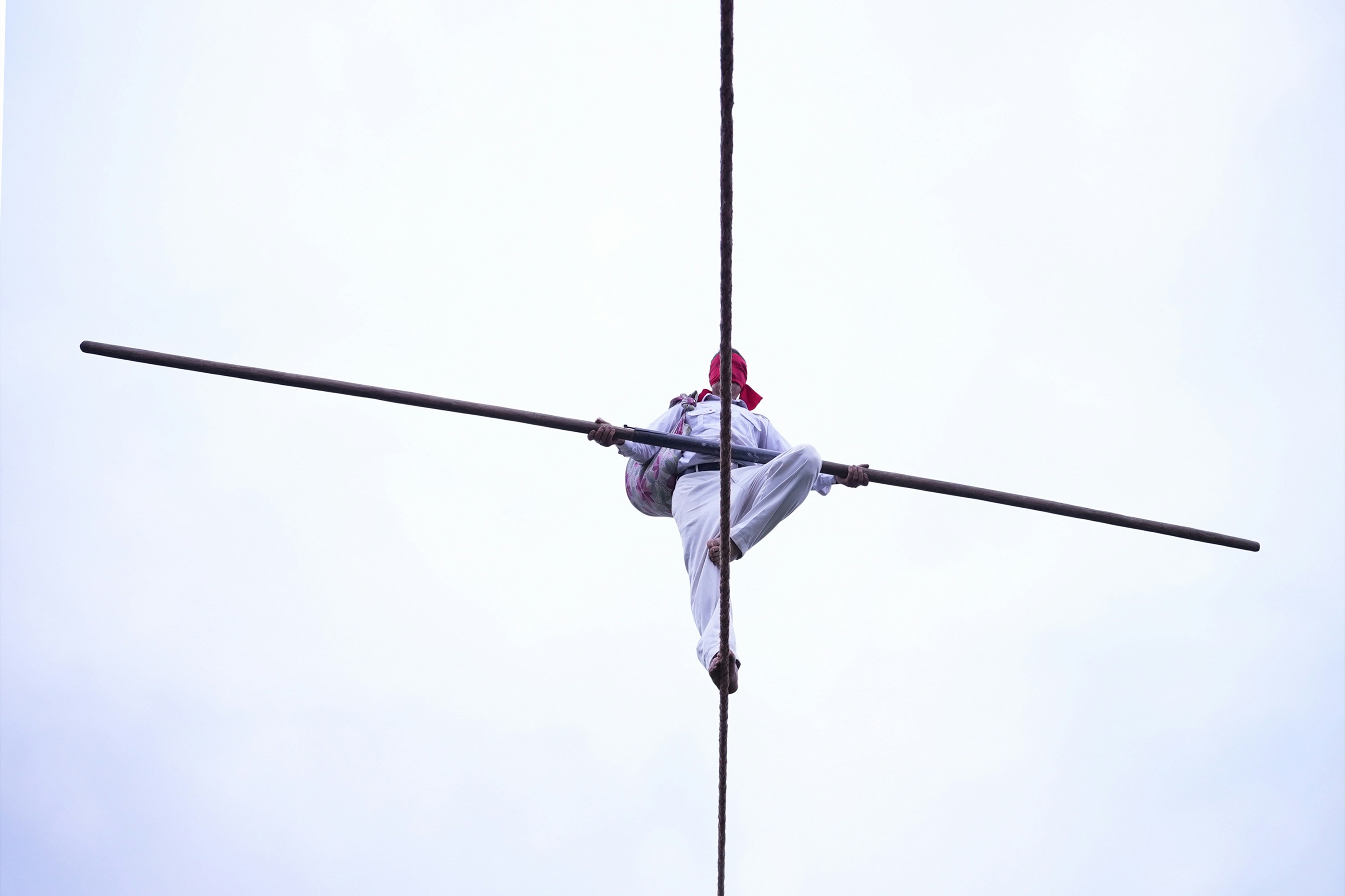 Vertical High-Wline: The Aerial Performer on a Tightrope