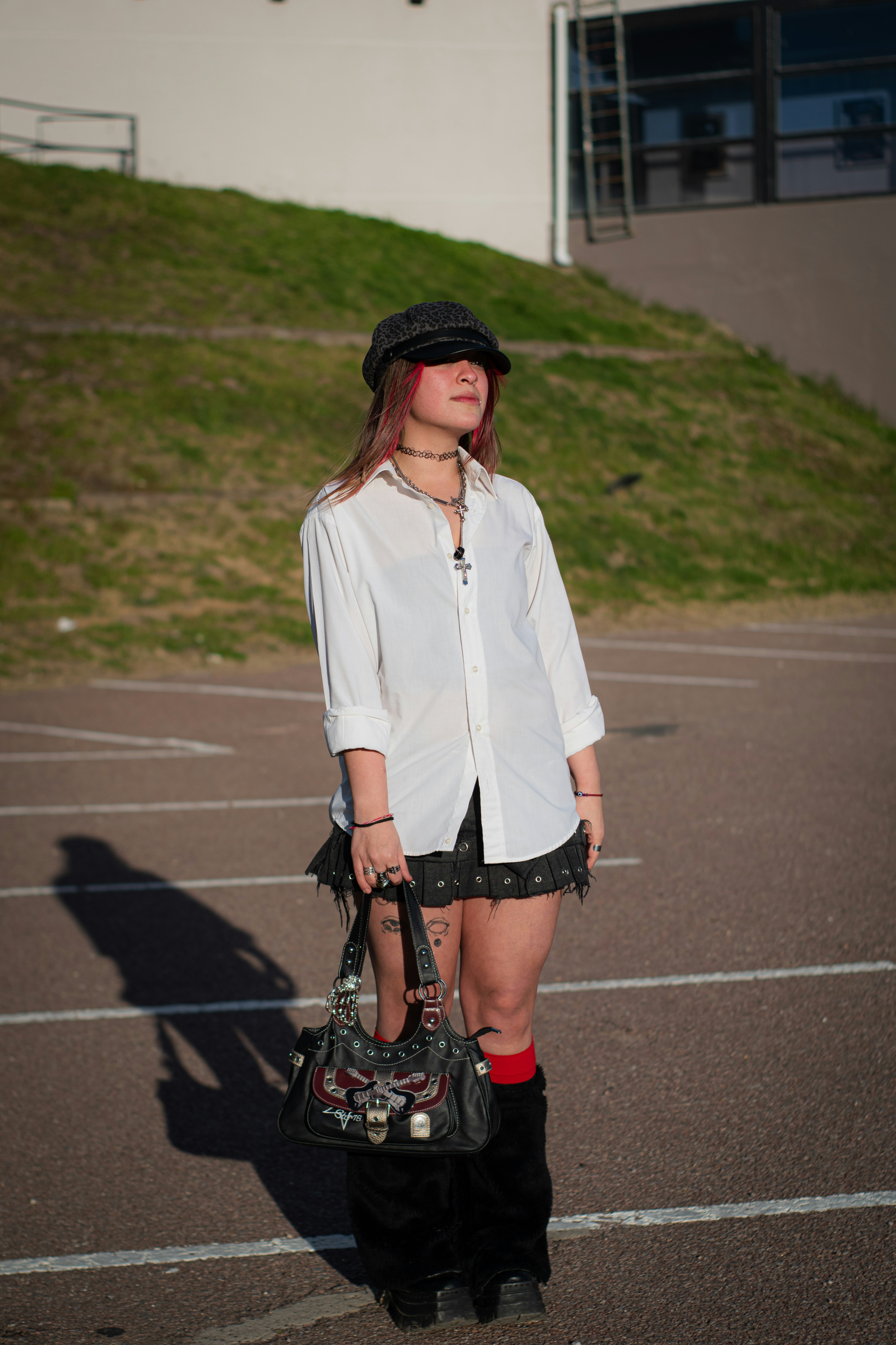 White shirt, black accessories: street-ready look with attitude