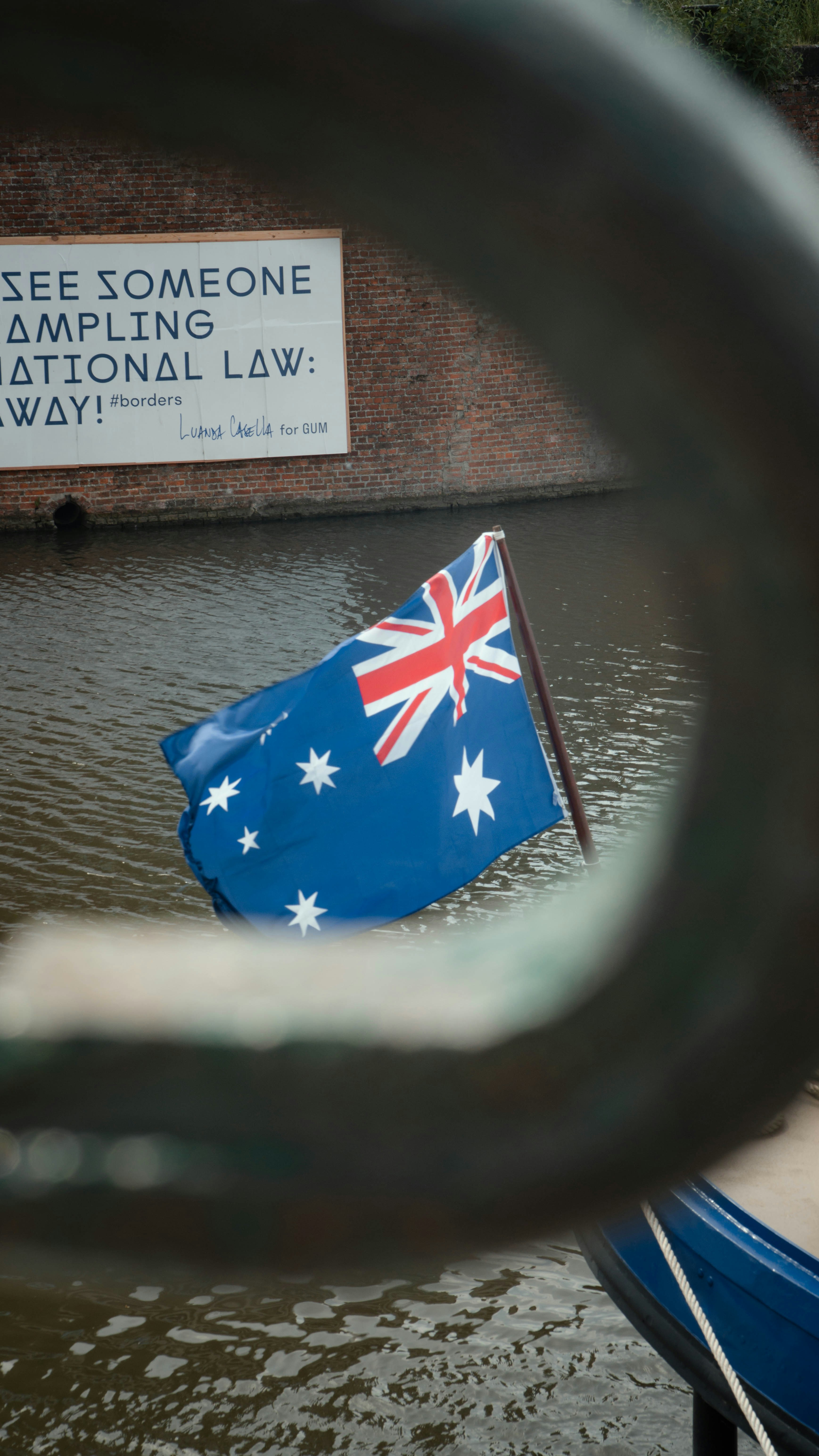 Union Jack on the Canal: A Flag Wafﬂing through a Circular Frame