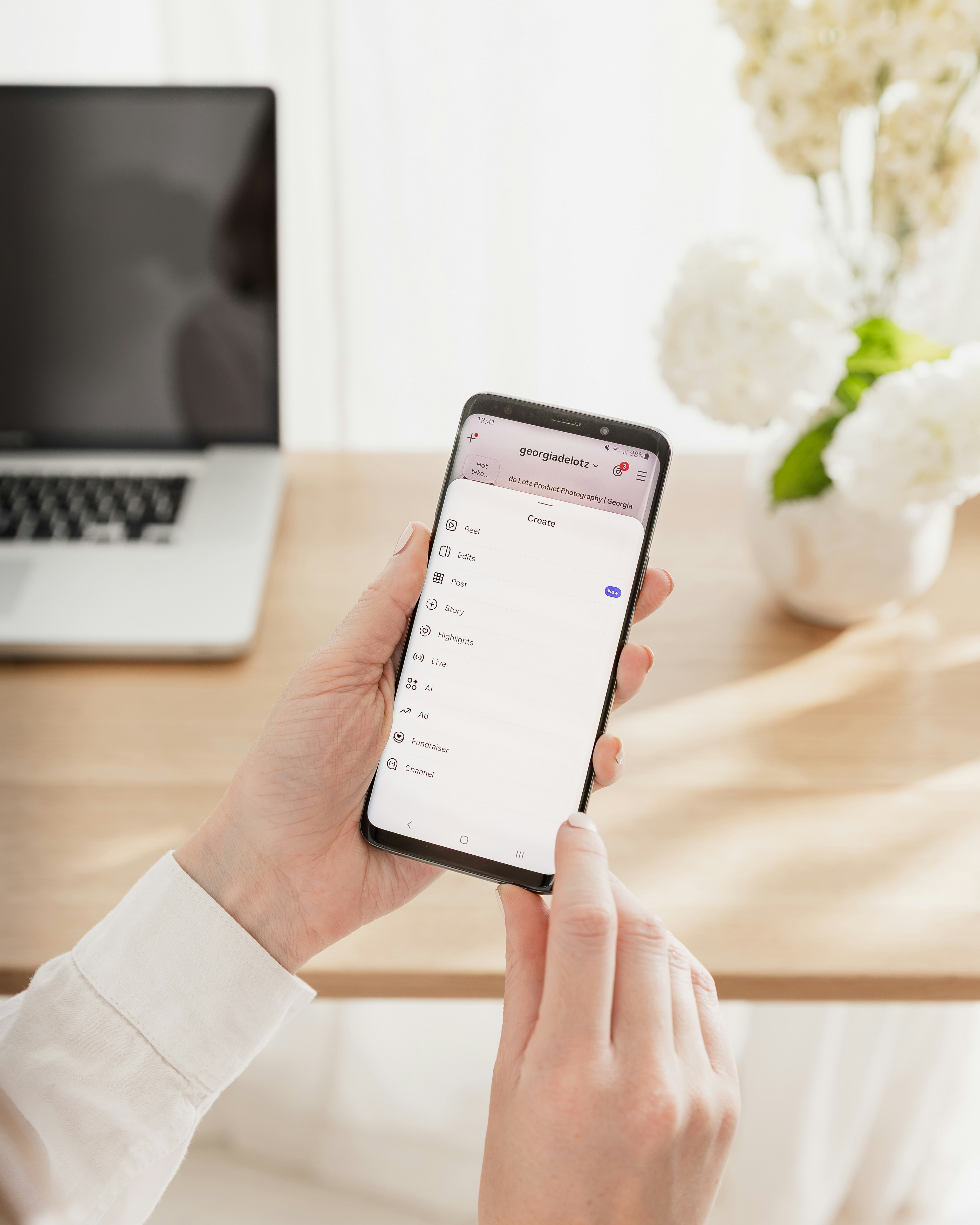 Screen in Hand: Focused Interaction with a Smartphone in a Modern Workspace