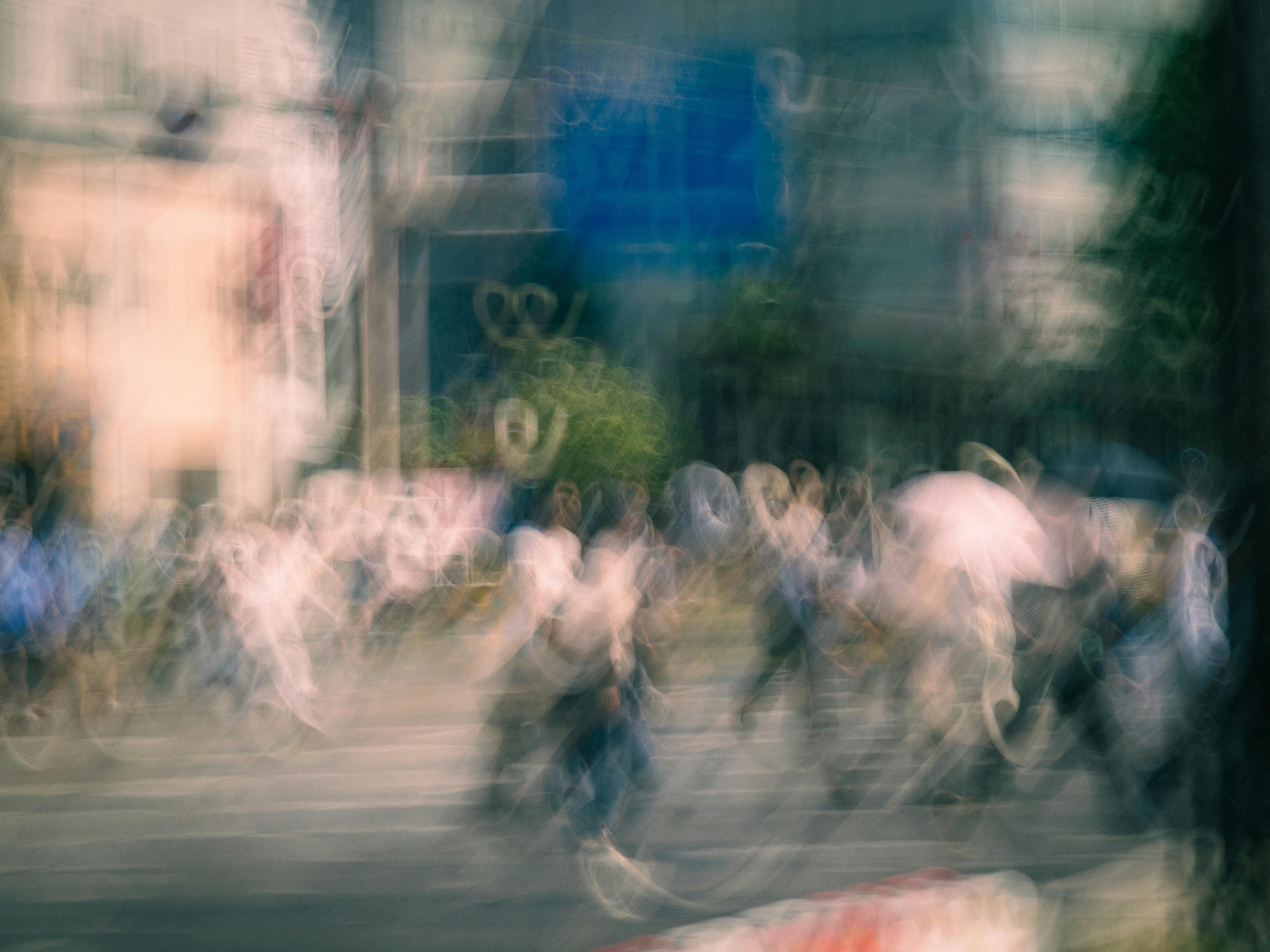Blurry City Pulse: Motion Blur Across a Busy Intersection
