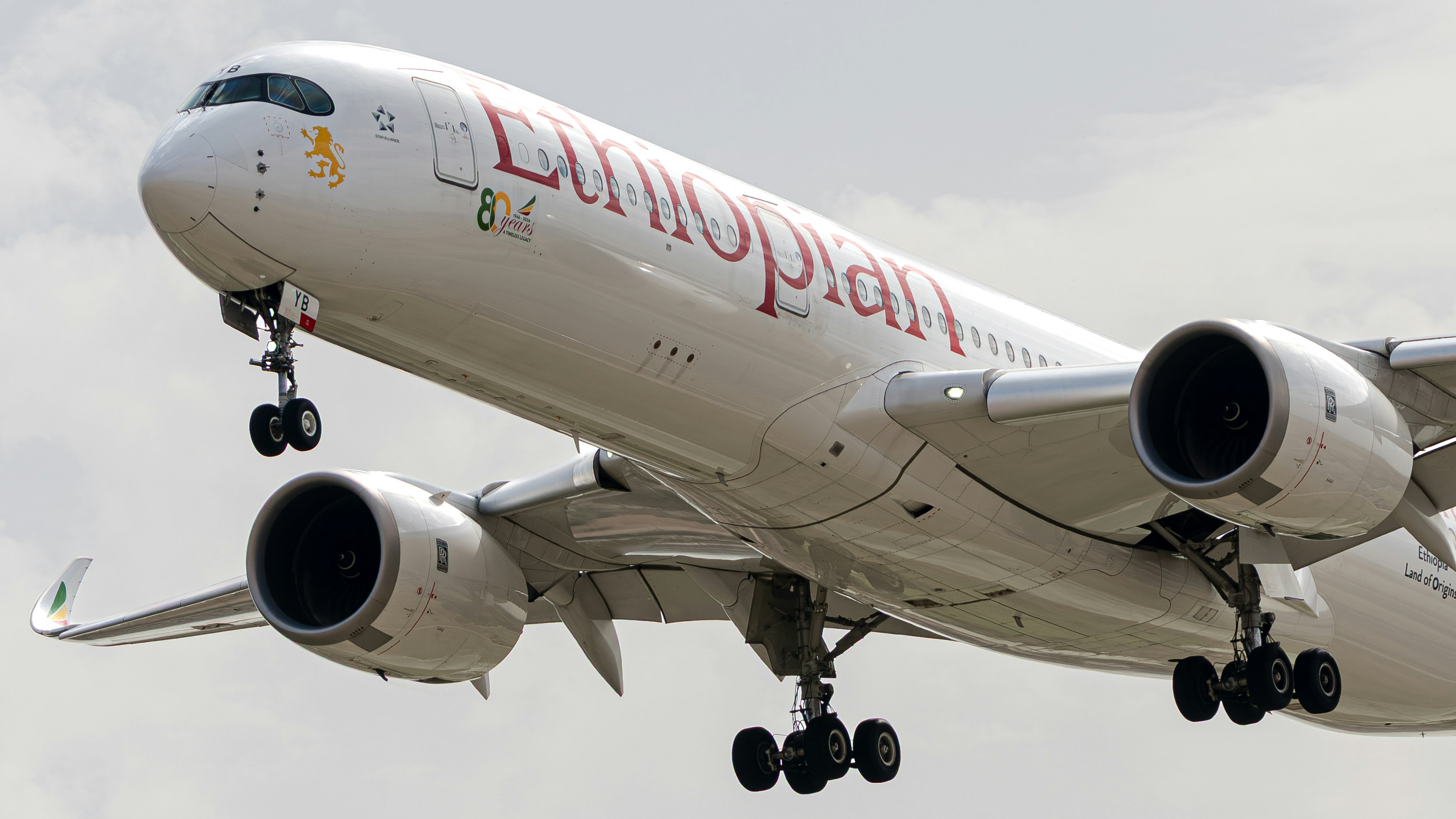 Landing in Progress: A Sri Lankan A340 Tail and Engines in Focus