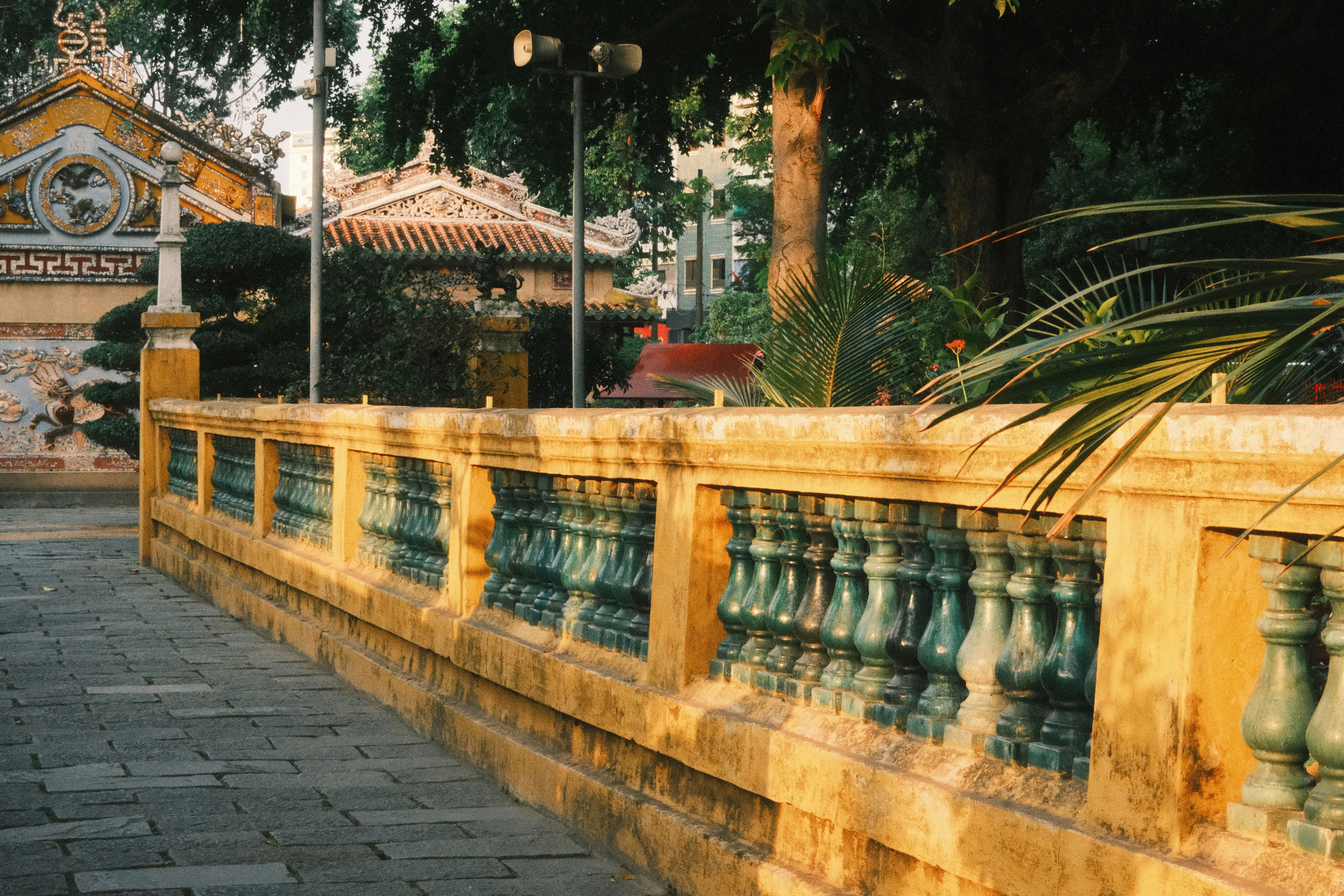 Sunlit Terrace析: Golden Railings and Quiet Courtyard
