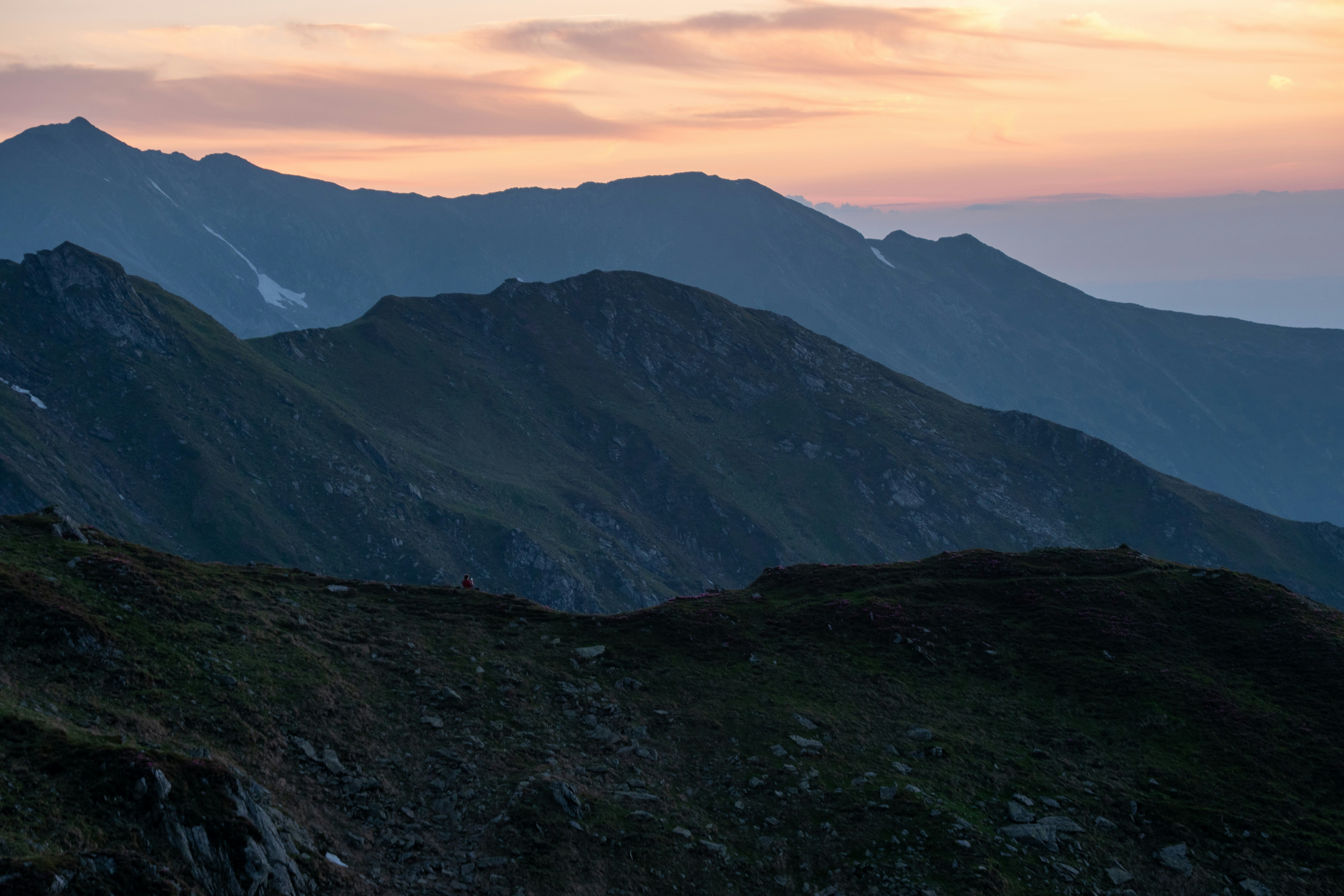 Distant Peaks at Dusk: A Quiet Boundary Between Sky and Stone