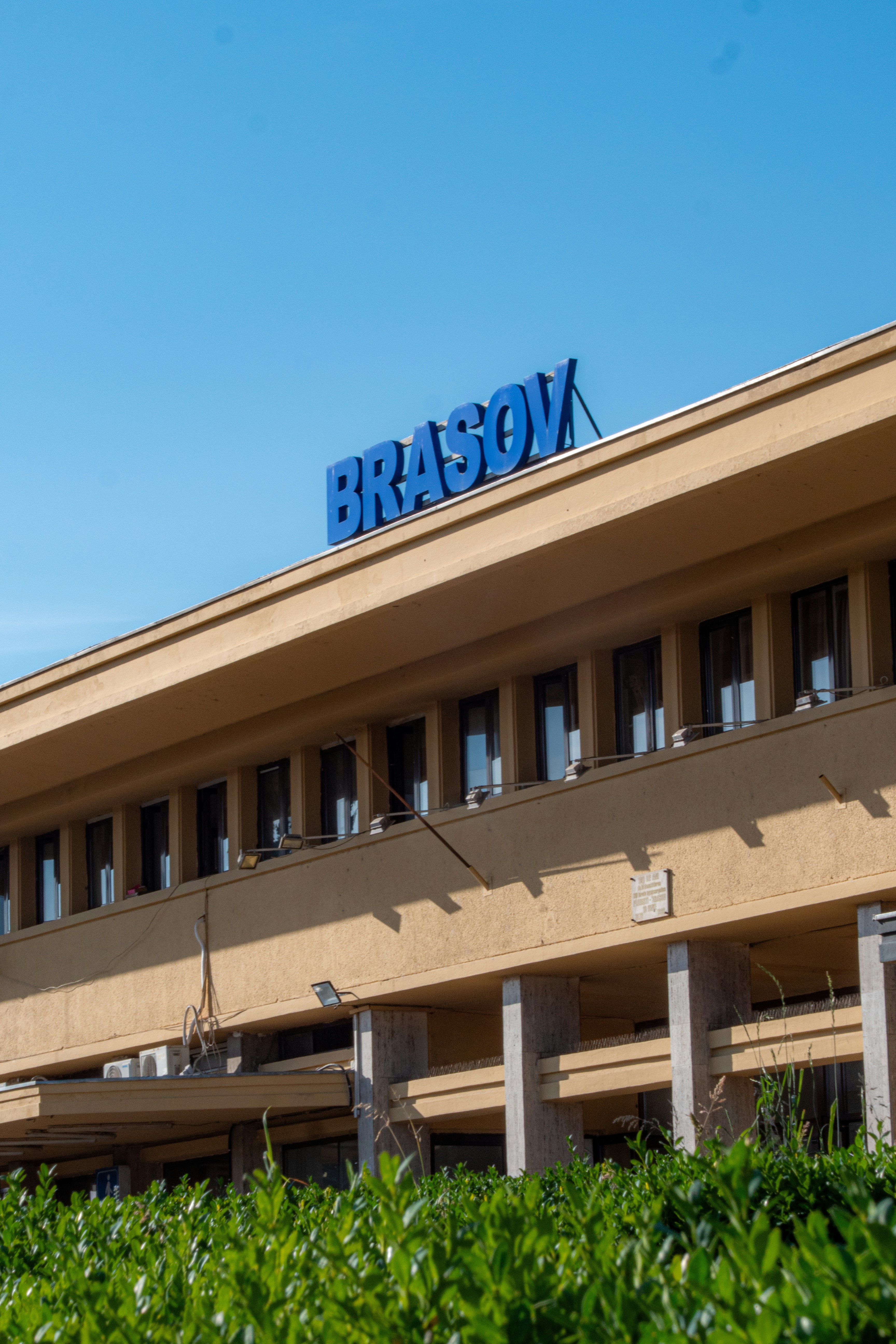 Brasov Signover: A Sunlit Veranda of Geometry