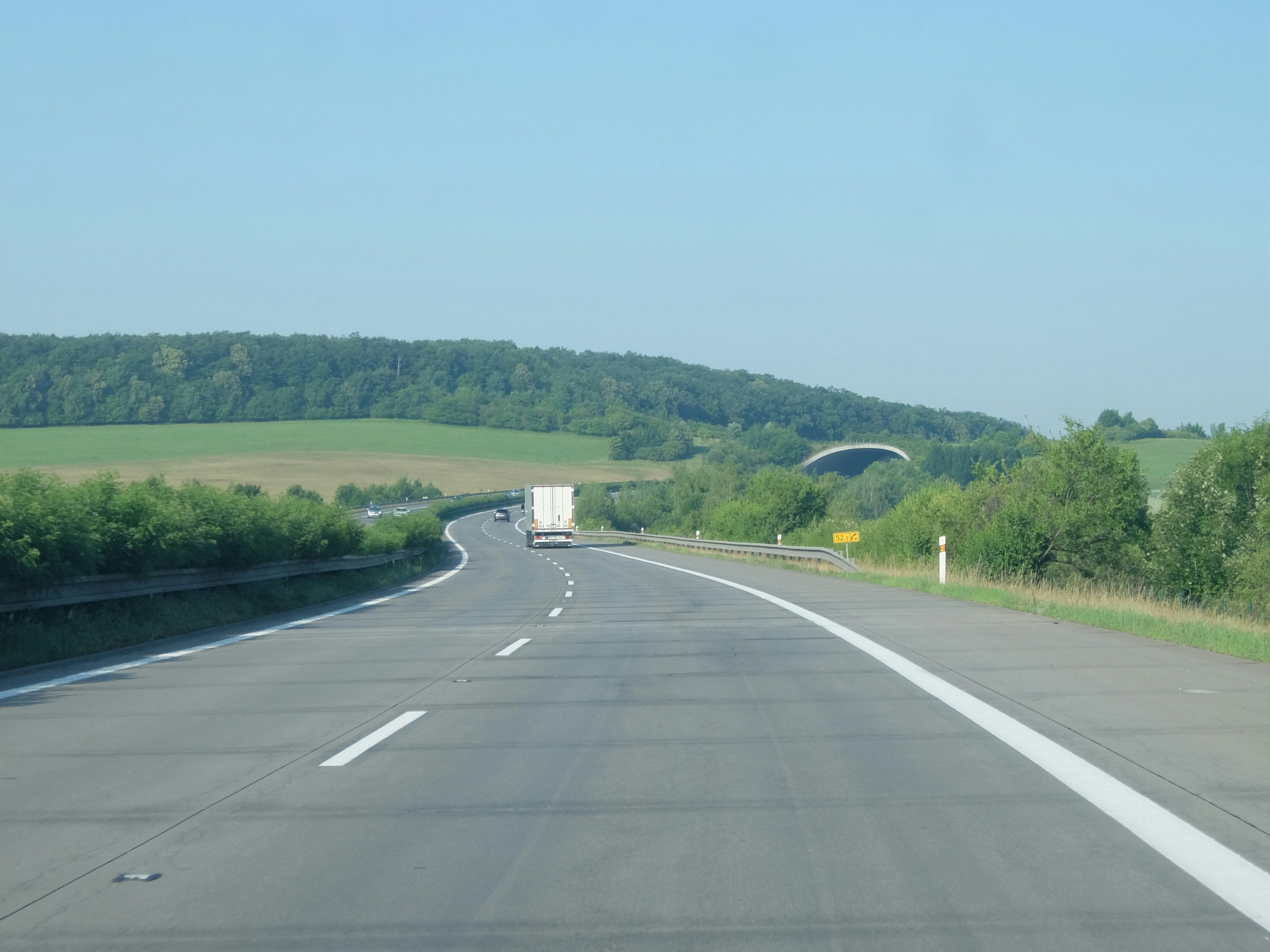 Highway Horizon: A Quiet Ascent into the Curve