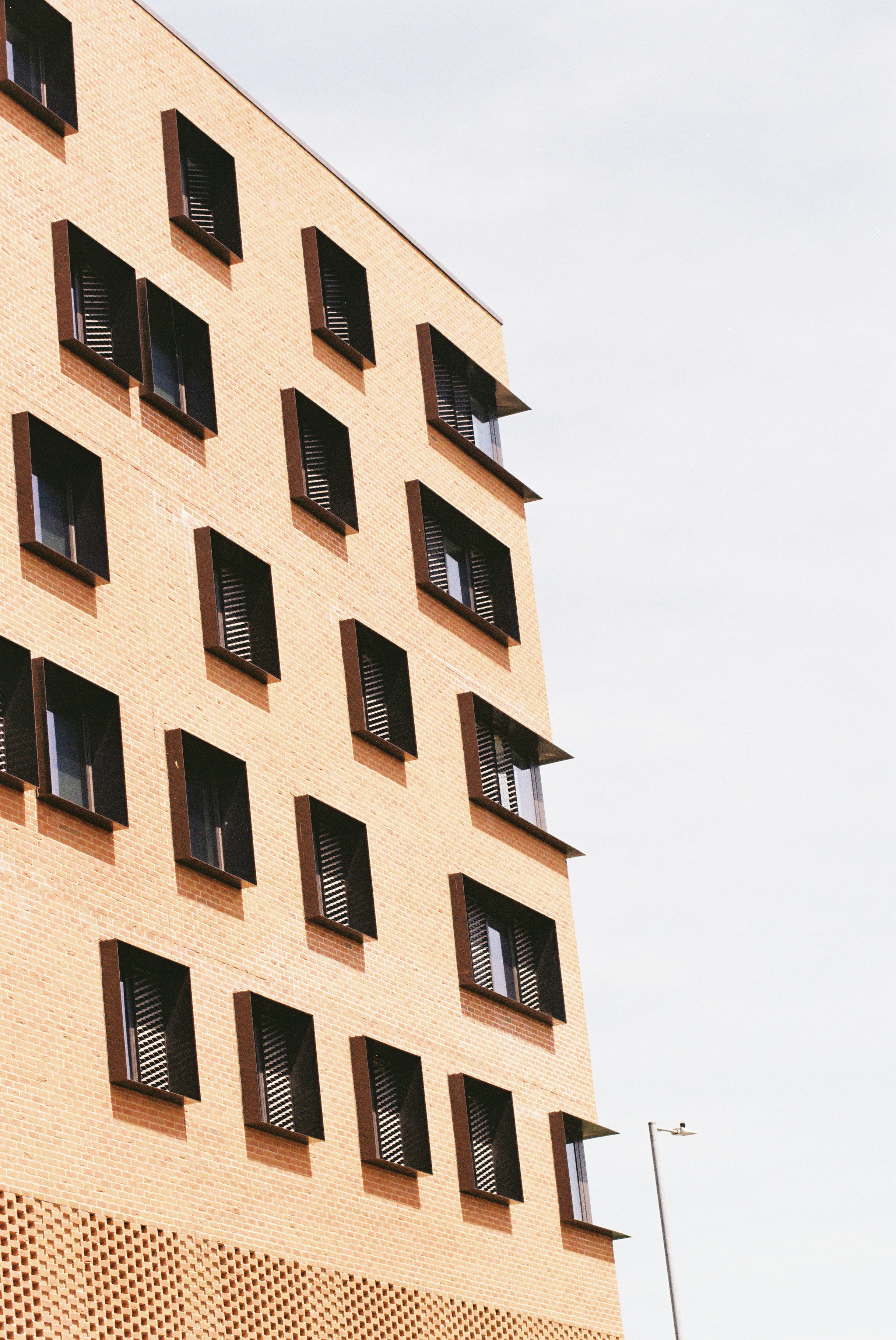 Brick Geometry: Windows as a Repeating Pattern on a Corner Facade