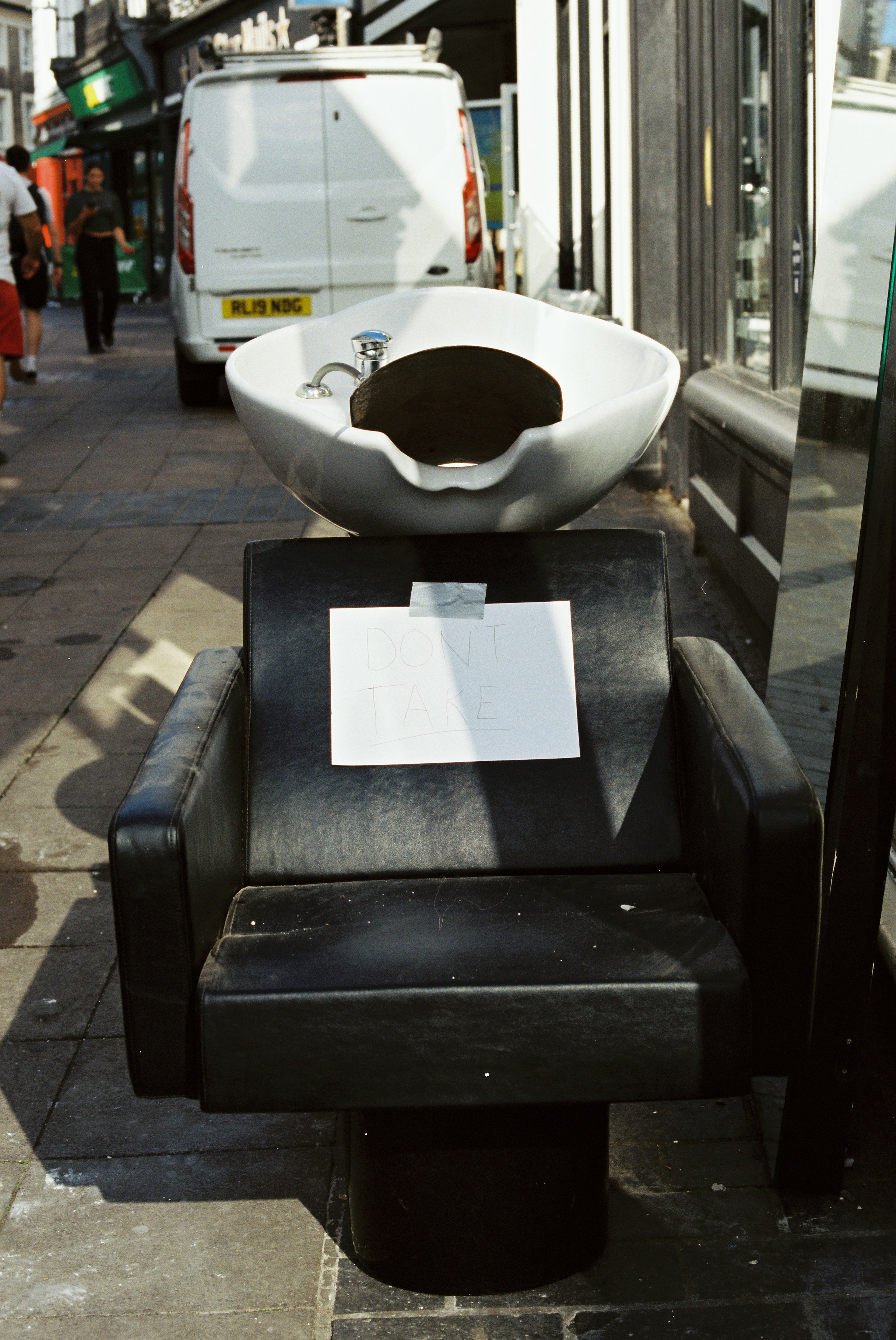 Urban Sink on Display: A Public Seat Beneath a Ceramic Basin