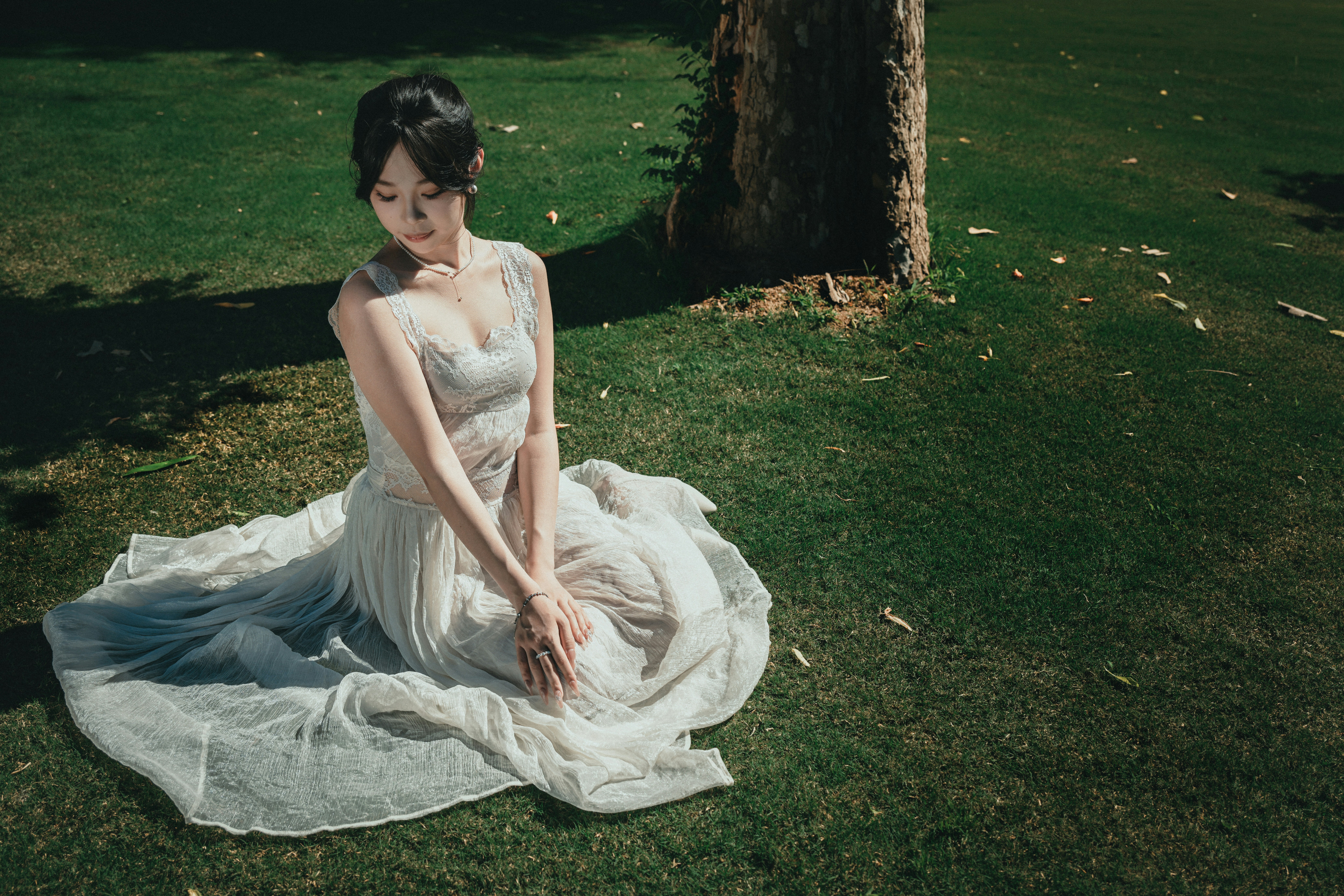 Bride in the Grass: Quiet Elegance by the Tree