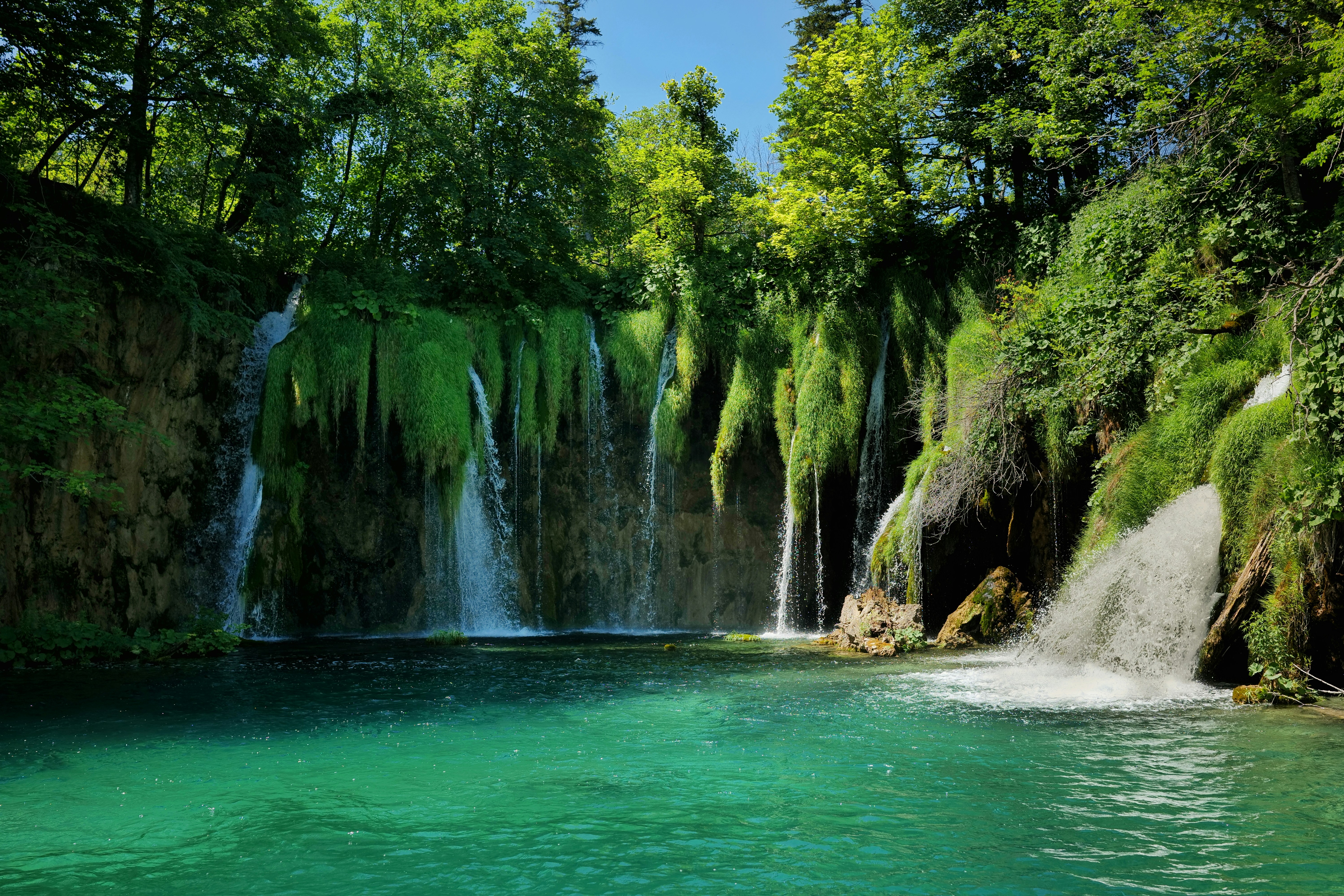 Emerald Falls: Cascades Along a Verdant Rim