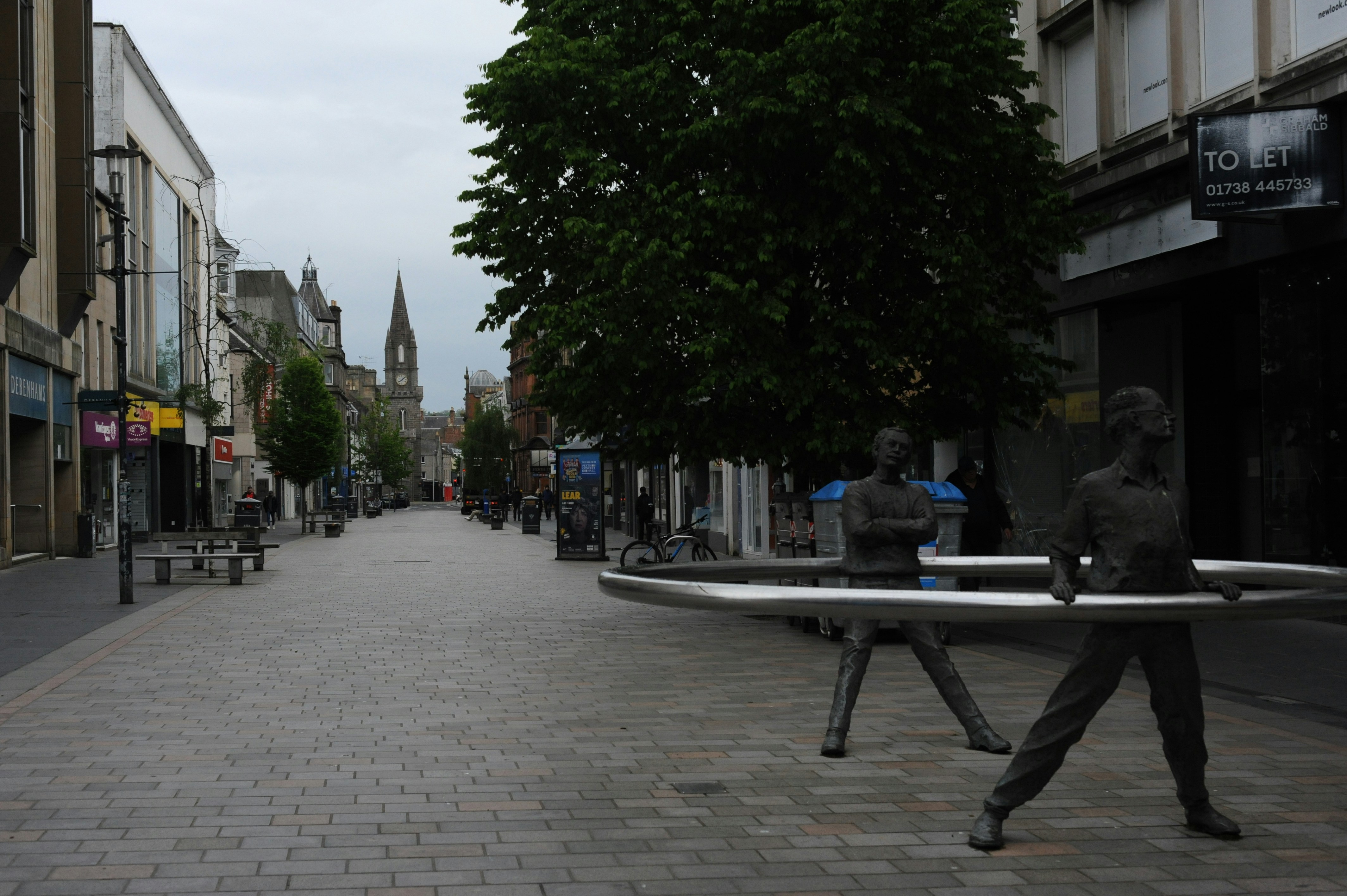 Couple with the Ringed Handrail: City Promenade under a Central Tree