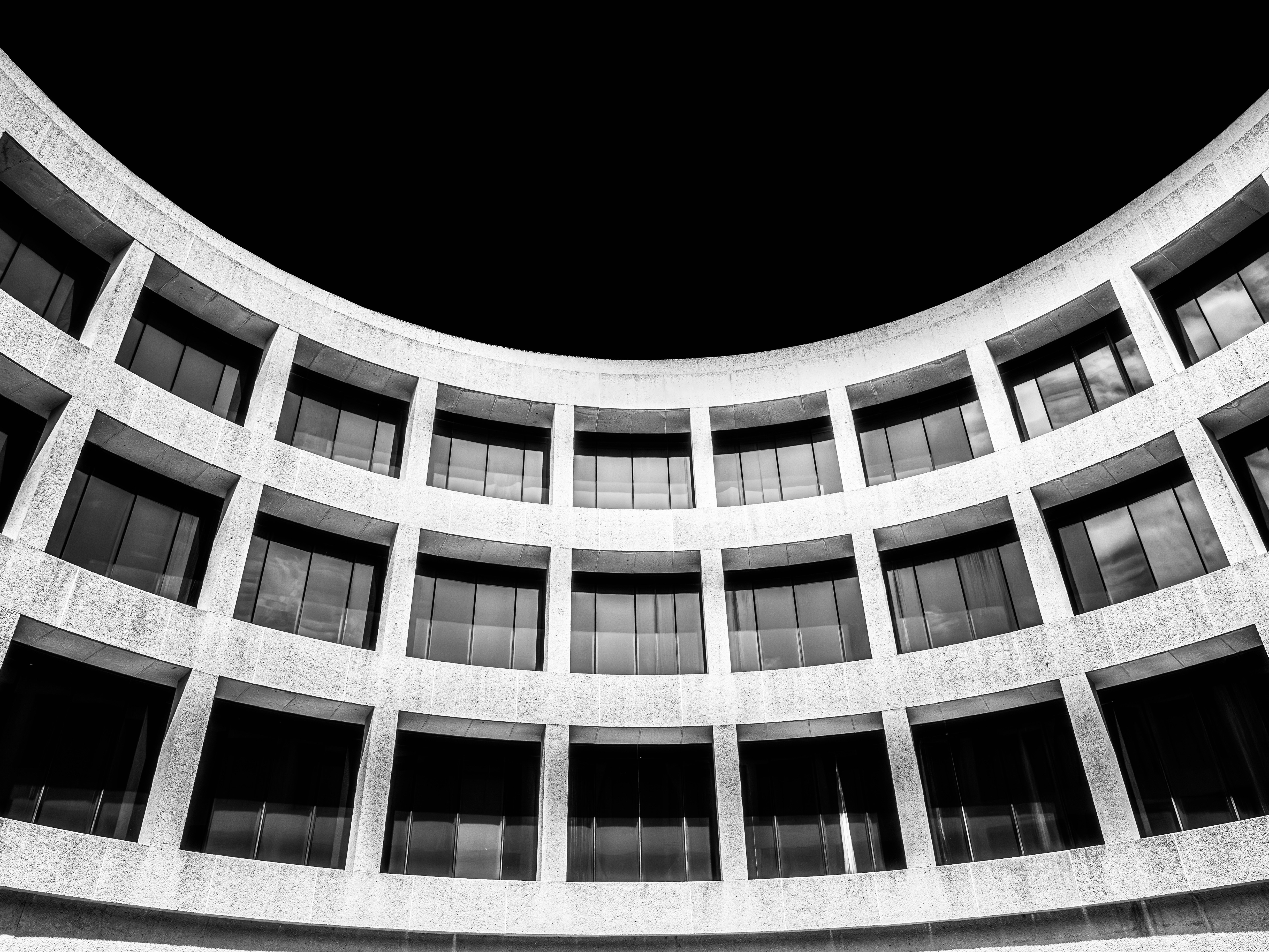 Curved Facade in Symmetry: A Black-and-White Circuit of Concrete