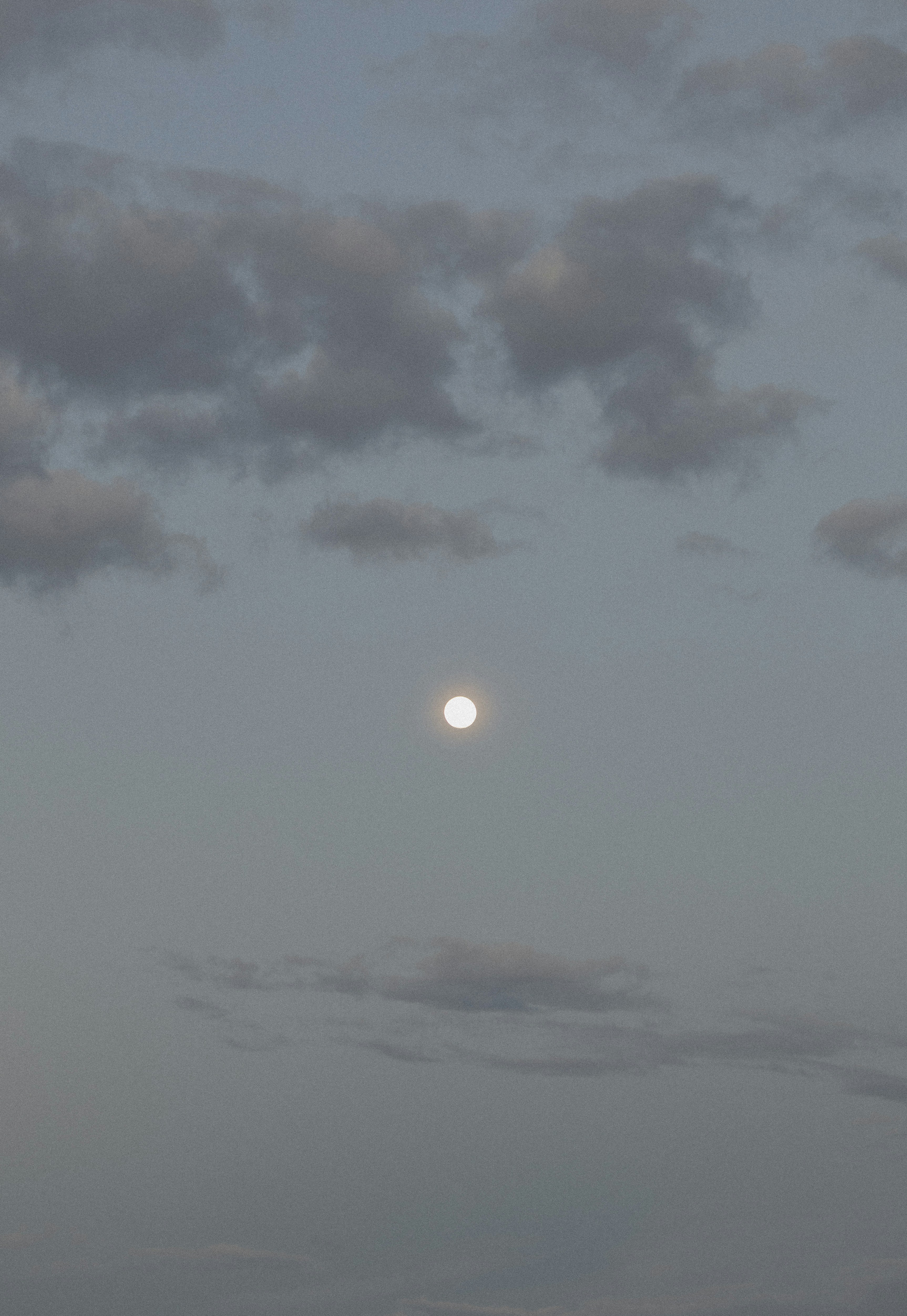 Moonlit Minimalism: A Quiet Sky with a Centered Pearl