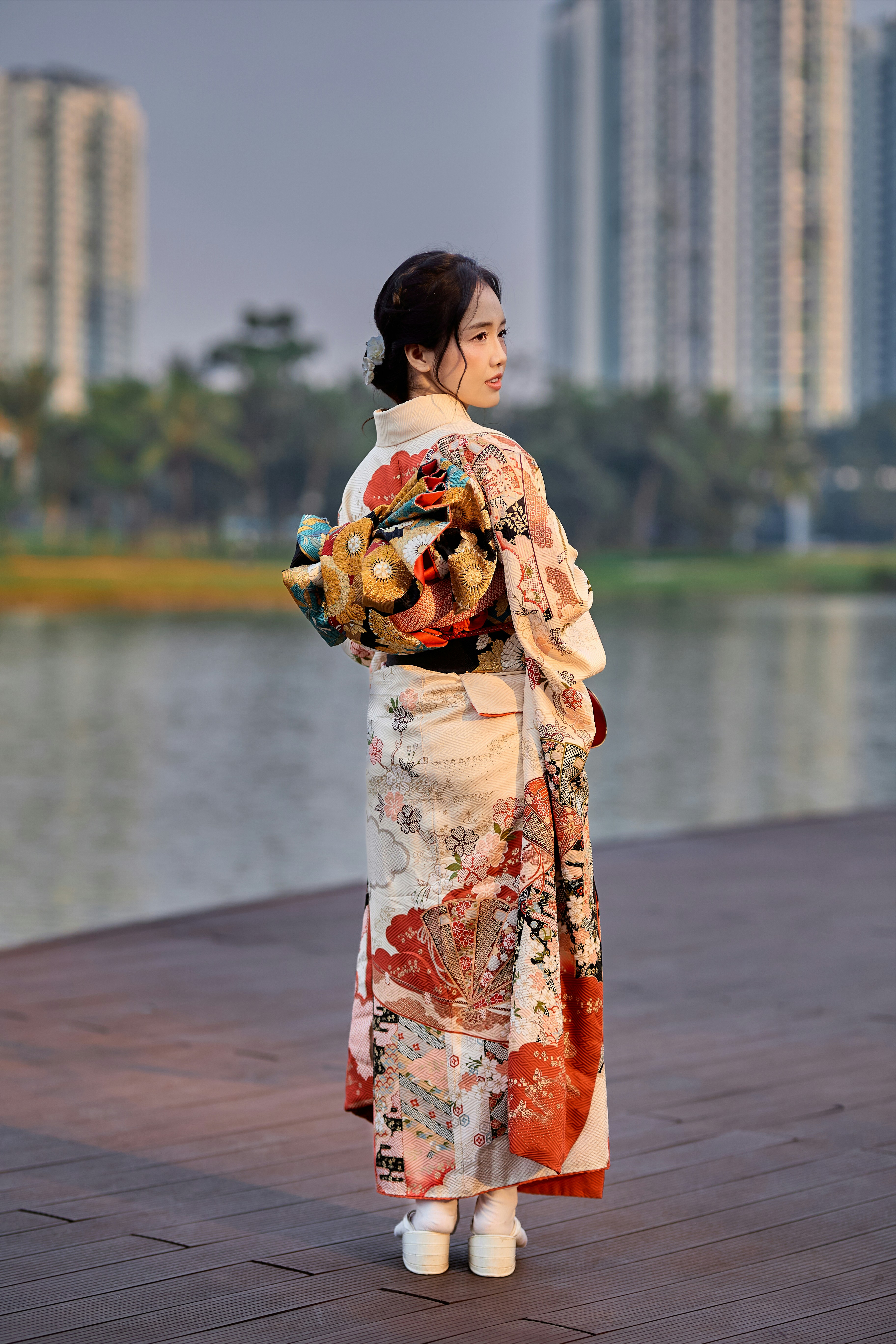 Kimono in Focus: A Quiet Turn by the Waterfront