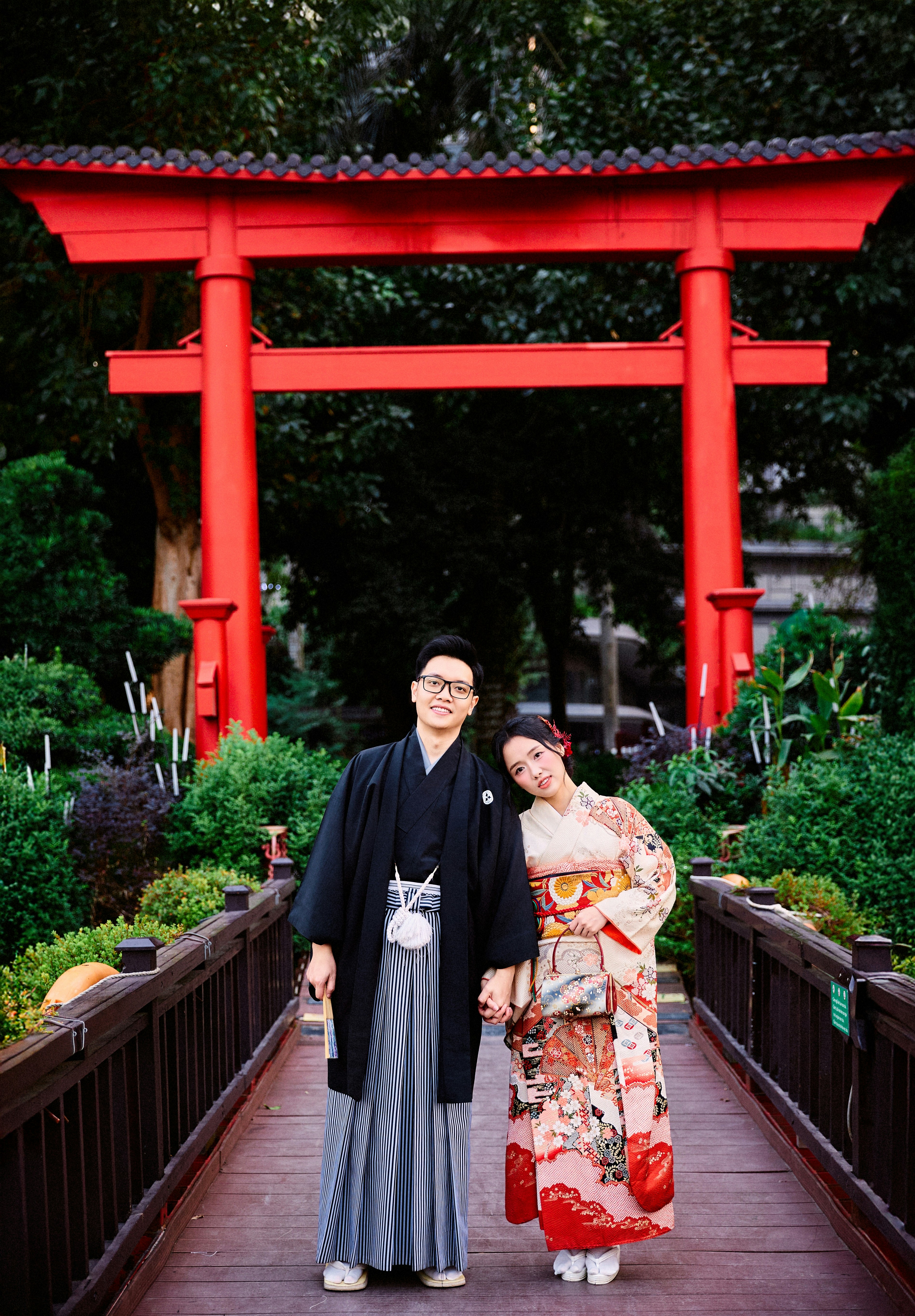 Red Gate, Quiet Joy: A Couple in Traditional Attire Amid Tokyo Lanterns