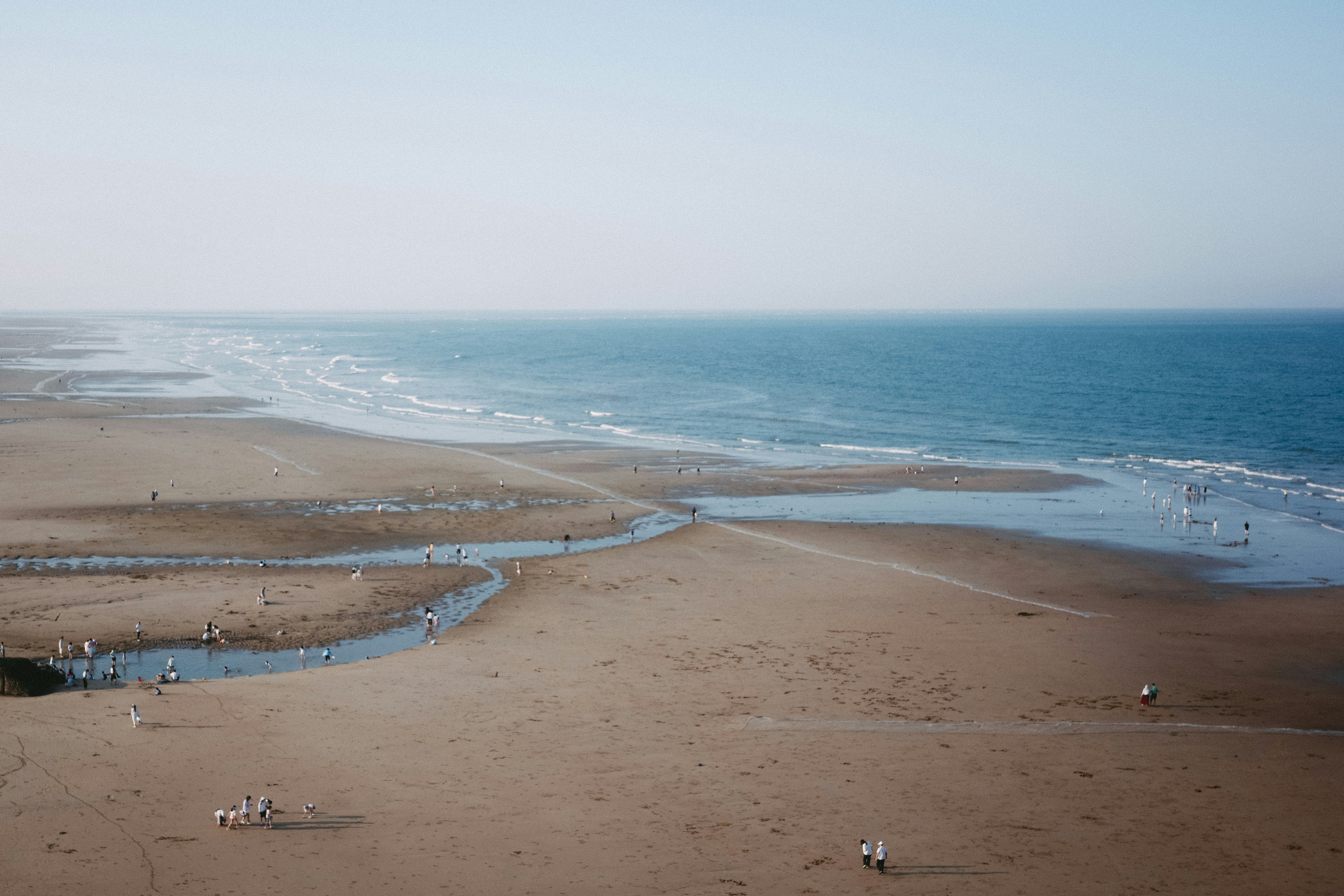 Tide pathways toward the horizon: a quiet coastal spread