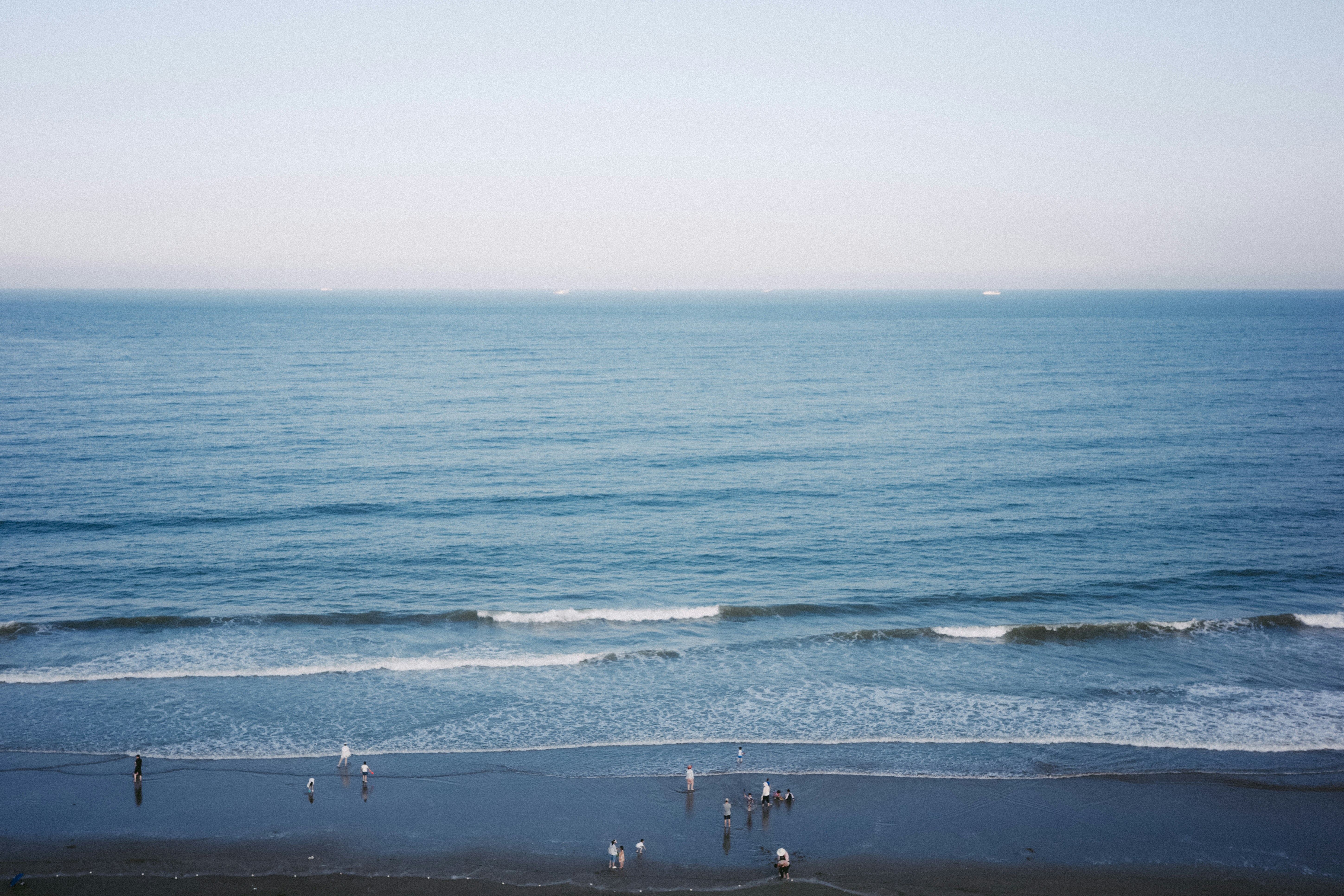 Horizon Edge: Quiet Sea Beneath a Pale Sky