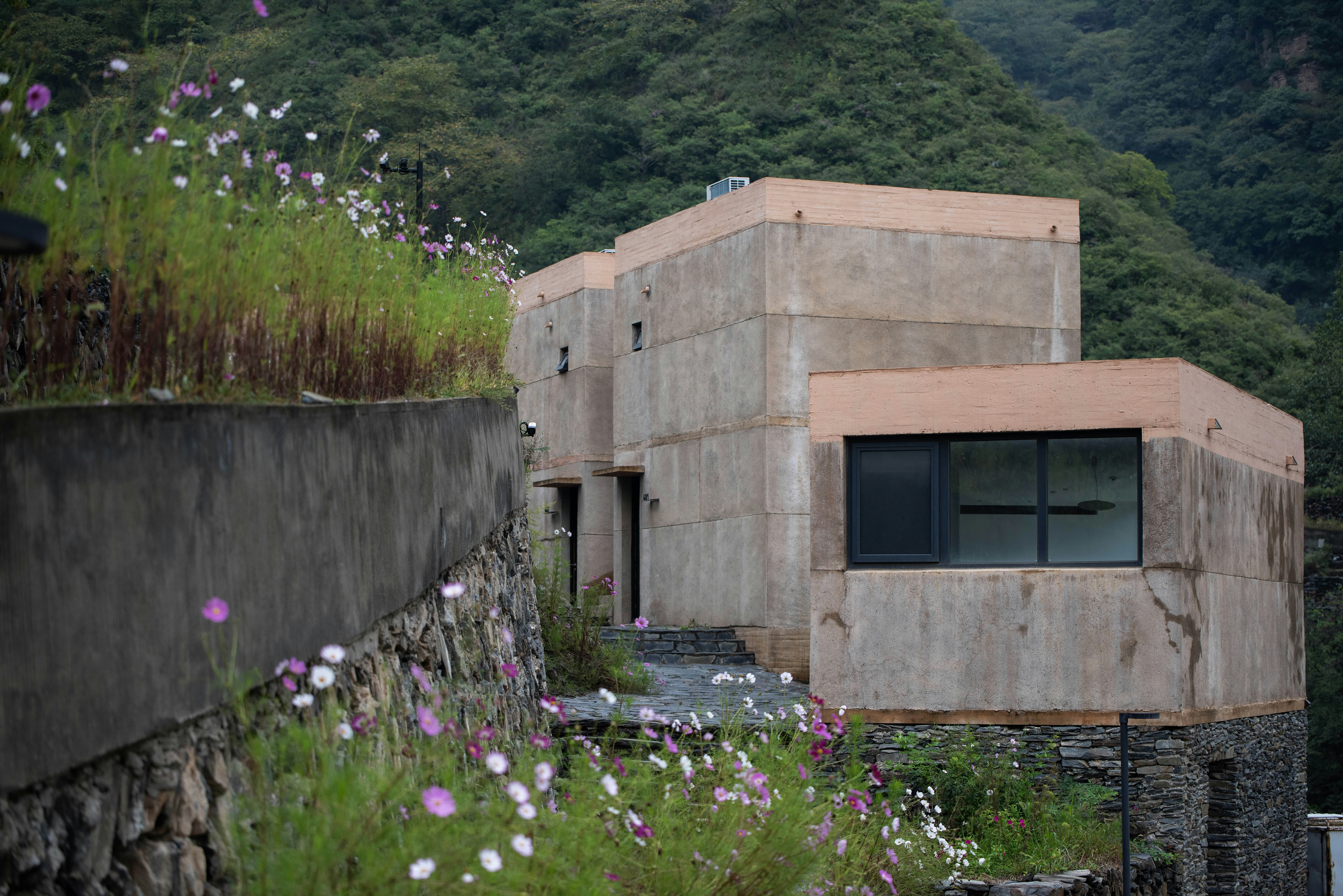 Concrete Gallery by the Mountain: A Quiet Modernist Retreat
