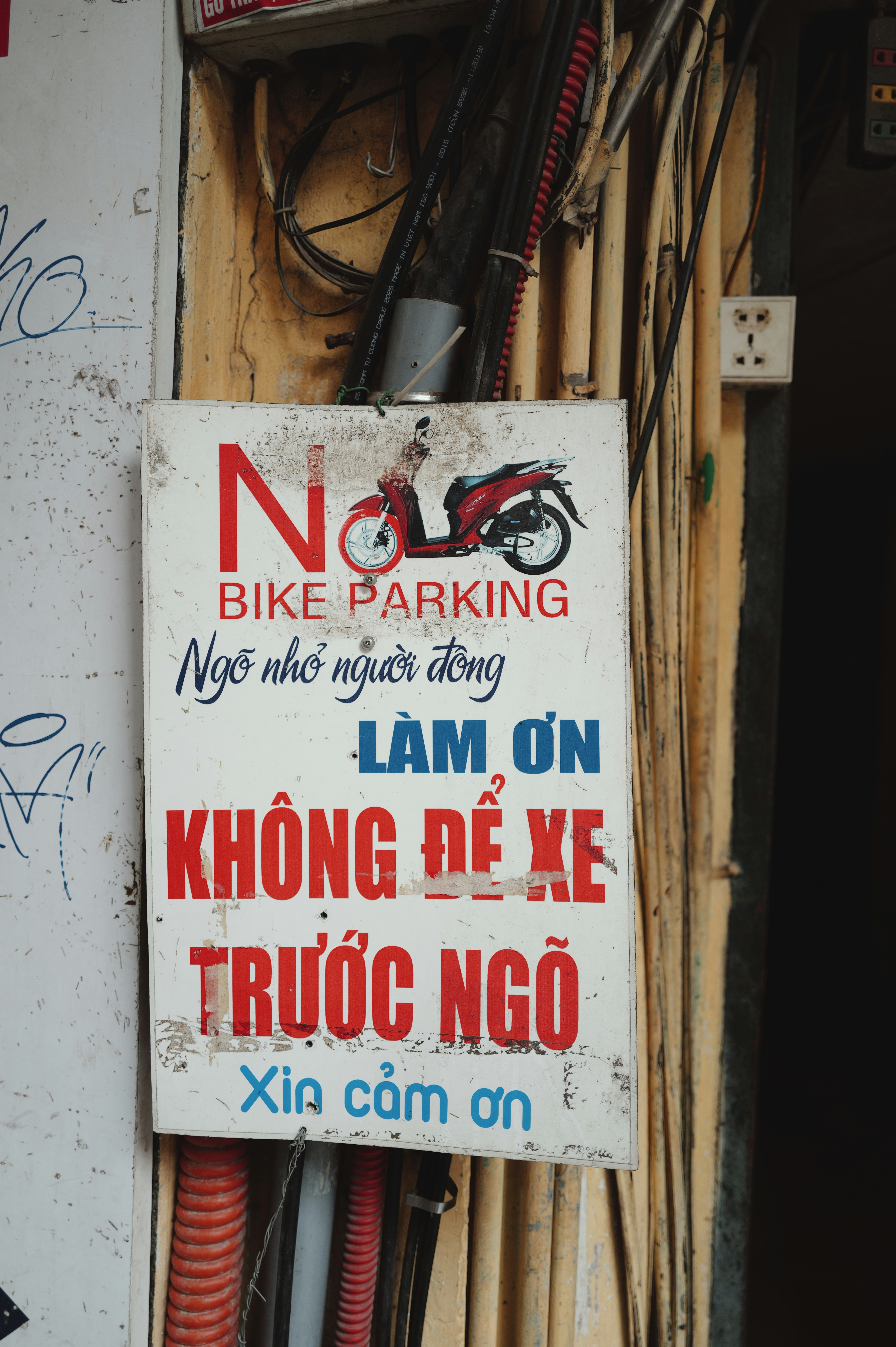 Signboard Assembly: A Cluttered Doorway Framing a Bold Vietnamese Sign