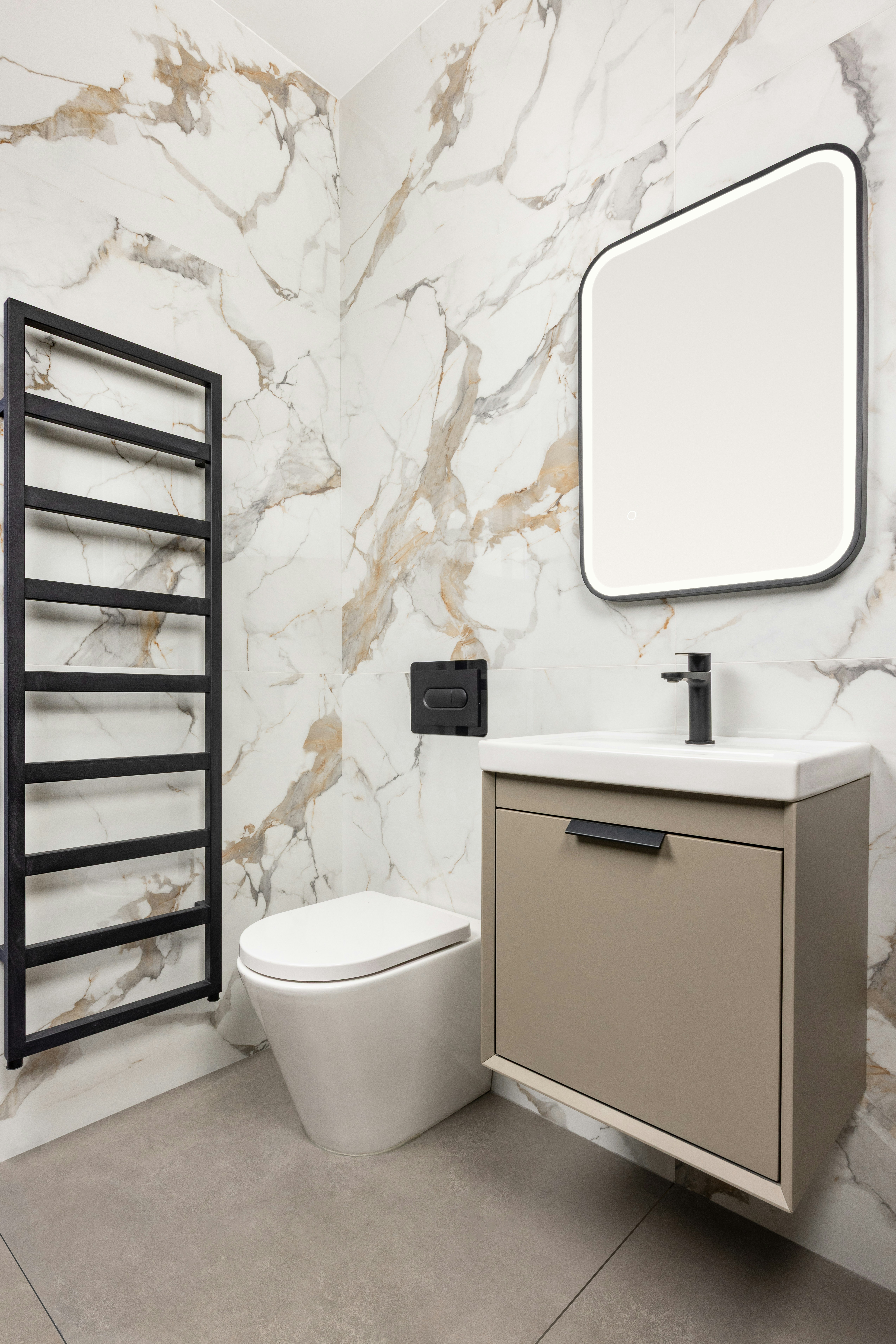 Marble Retreat: A Clean, Modern Bathroom with a Floating Vanity
