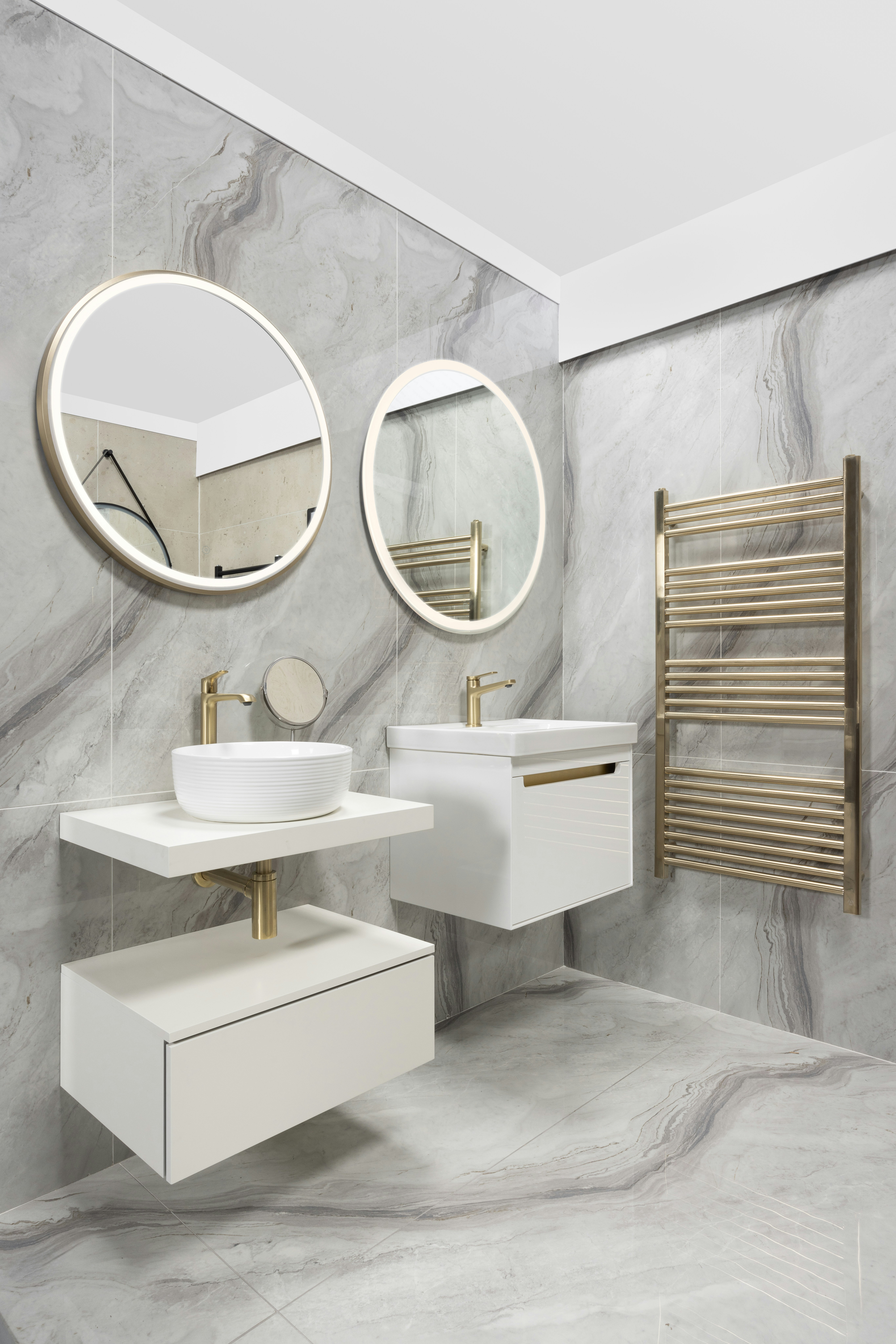 Minimalist Marble Bath: Symmetry in Brass and Glass