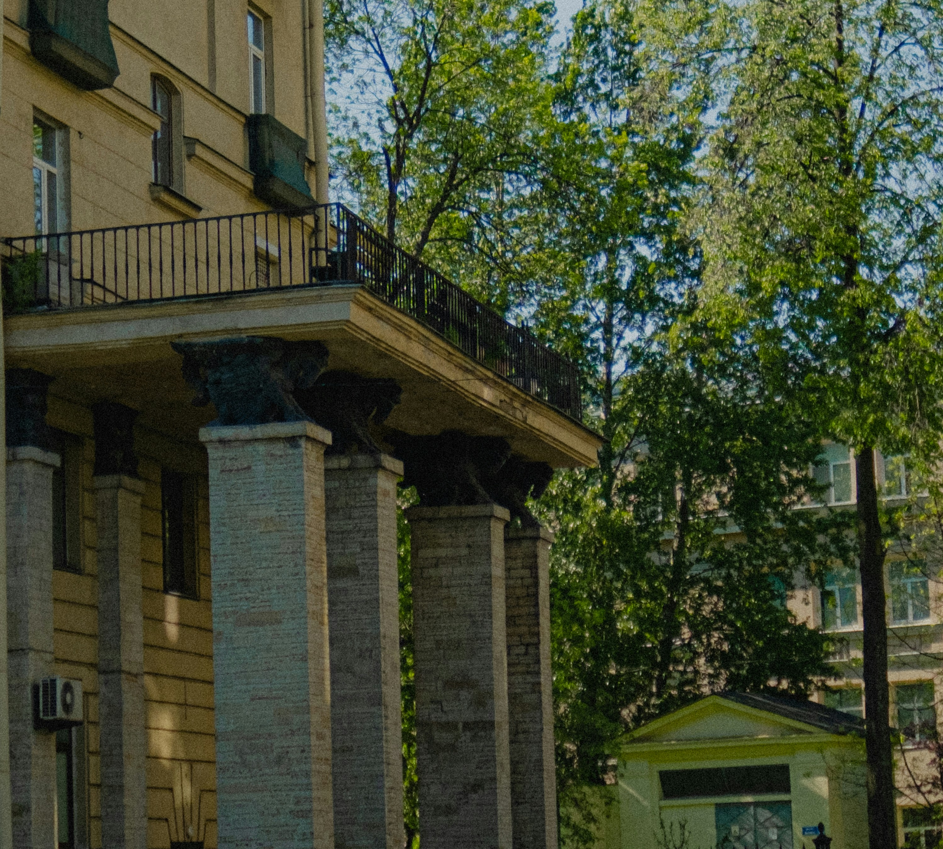 Columns at the Corner: Architectural Shadow Play