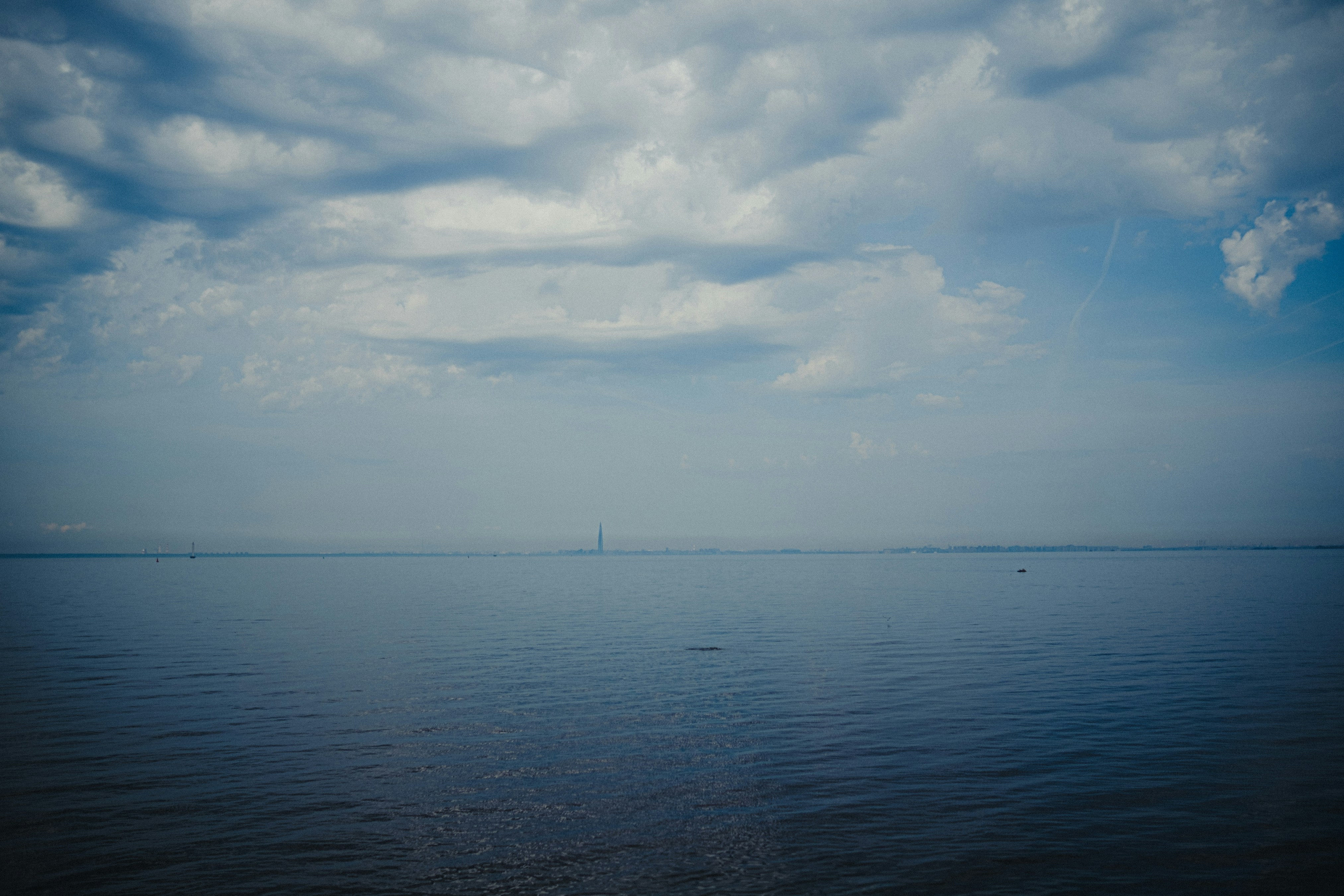 Horizon Breath: A Quiet Ocean Under Lofty Clouds