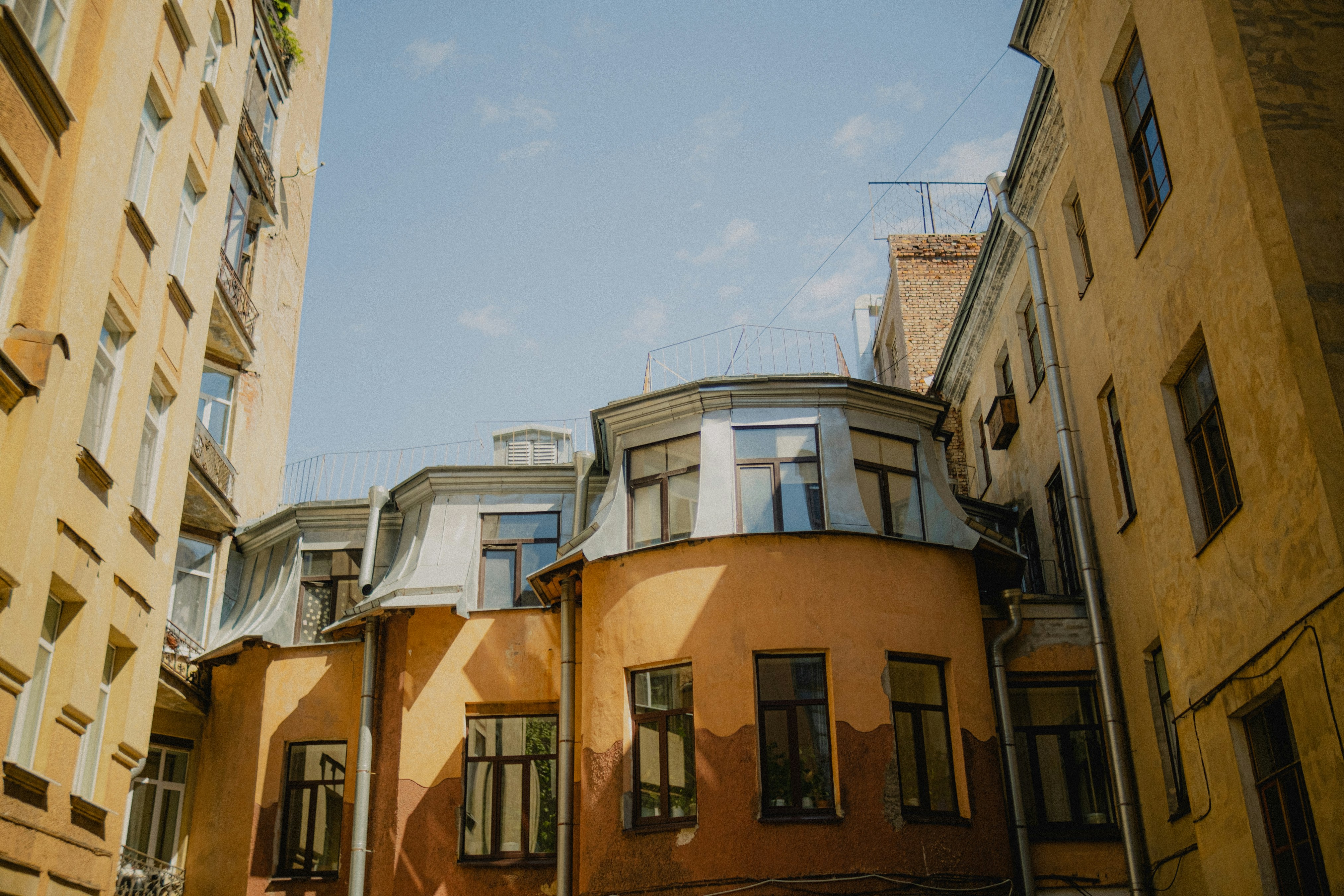 Sunlit Arcades: The Warm Facade Dialogue Between Windows and Sky