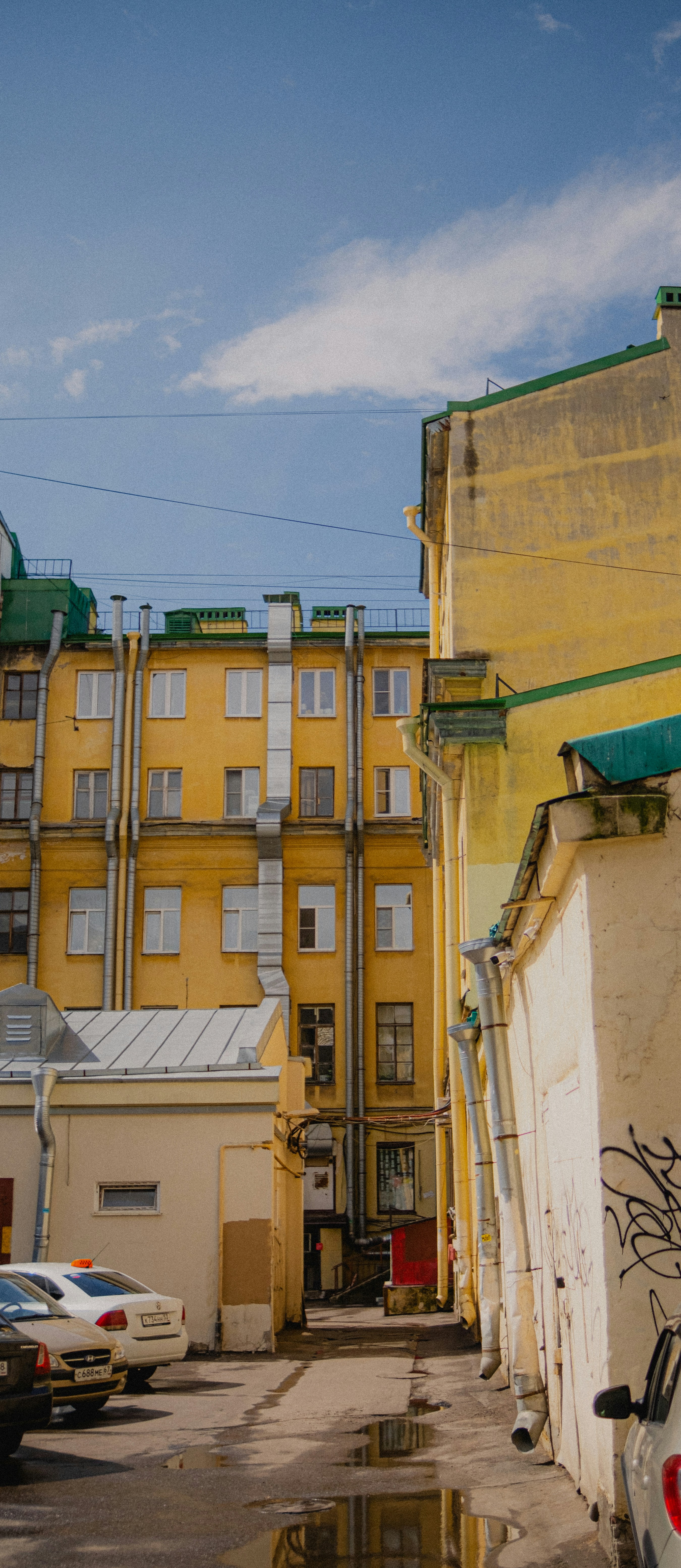 Yellow Facades and Narrow Alley: urban textures in afternoon light
