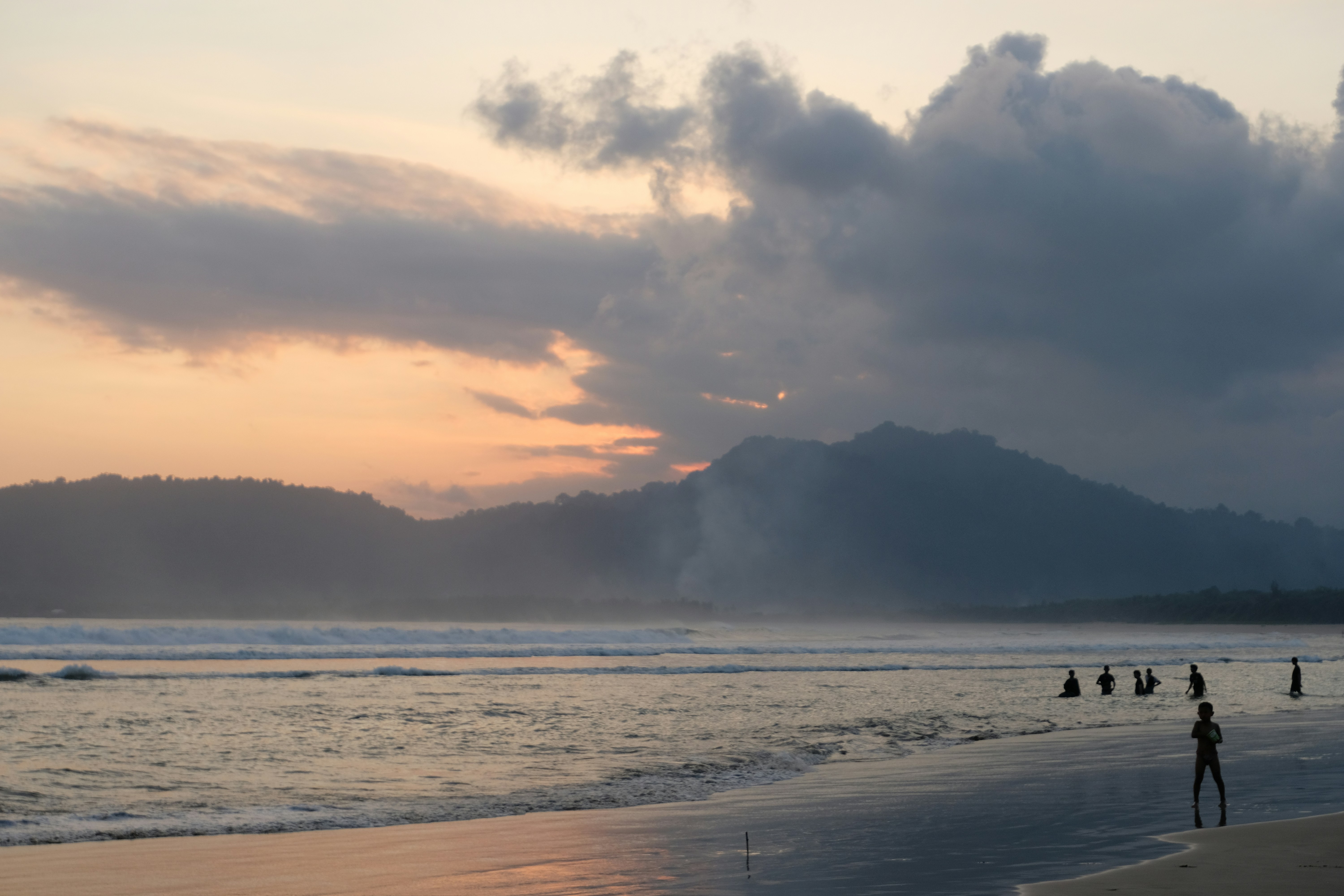 Dusk on the Quiet Shore: silhouettes at the water’s edge