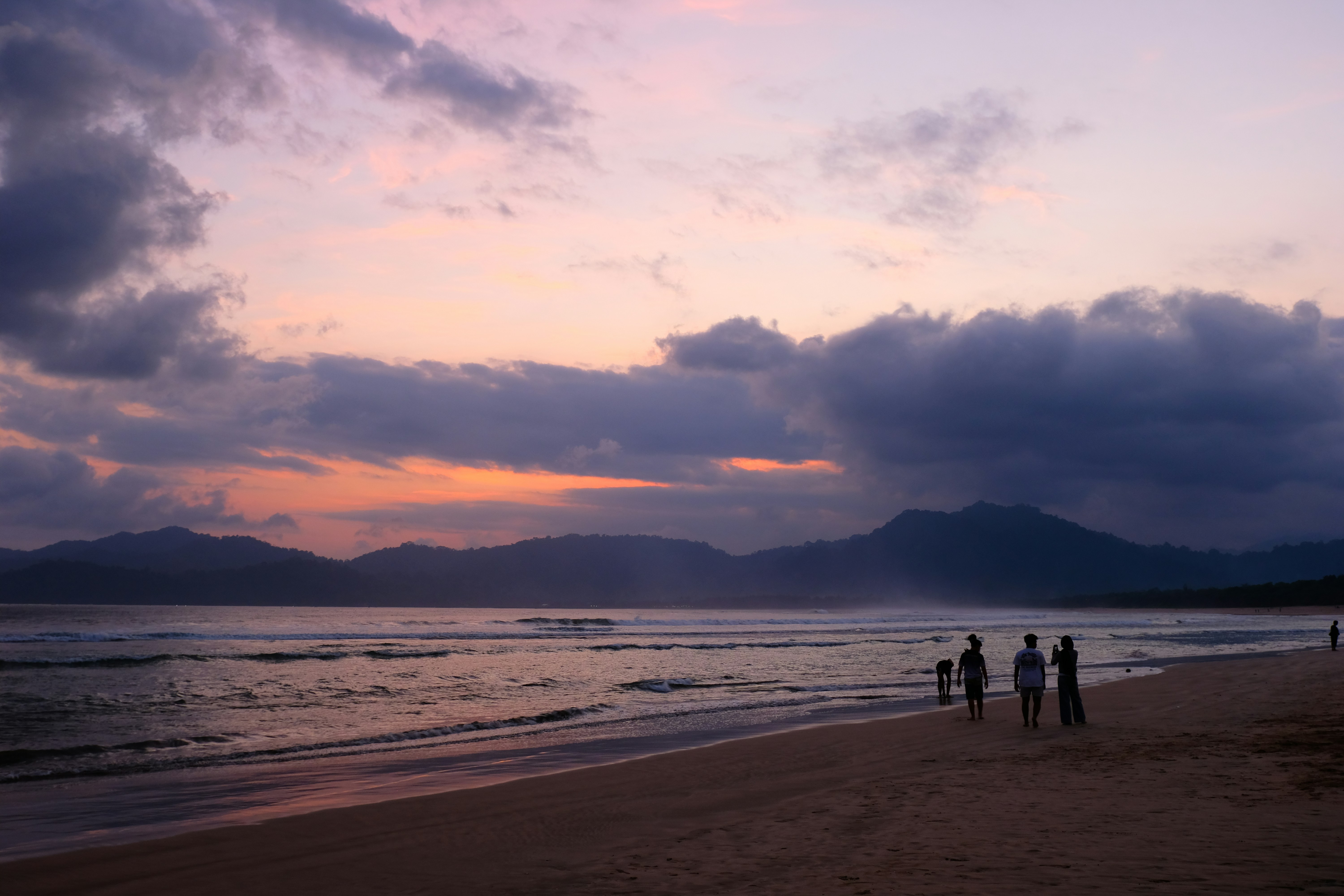 Dusk at the Quiet Shore: silhouettes in the last light