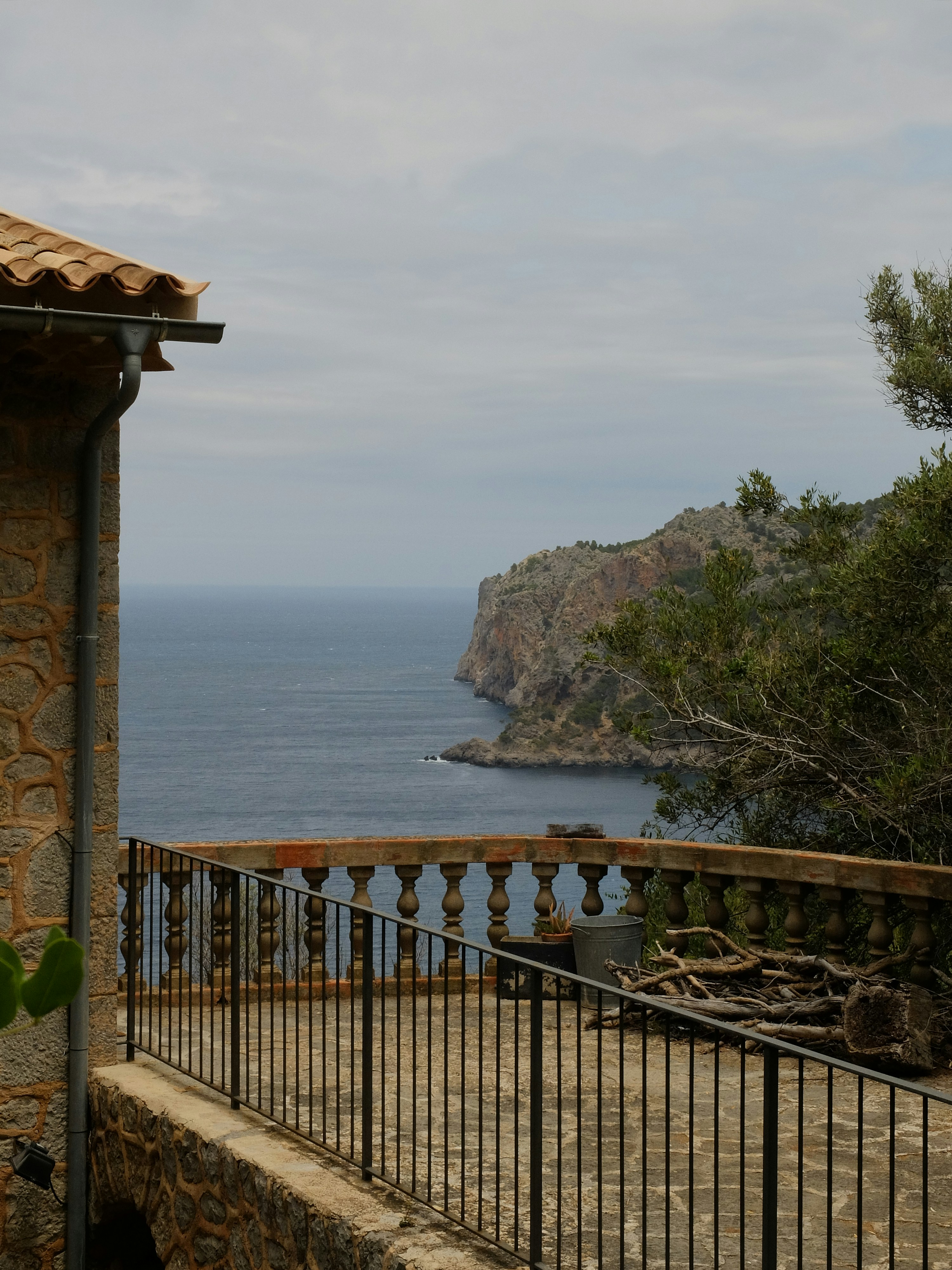 Terraced Terrace Overlooking a Cliffside Sea