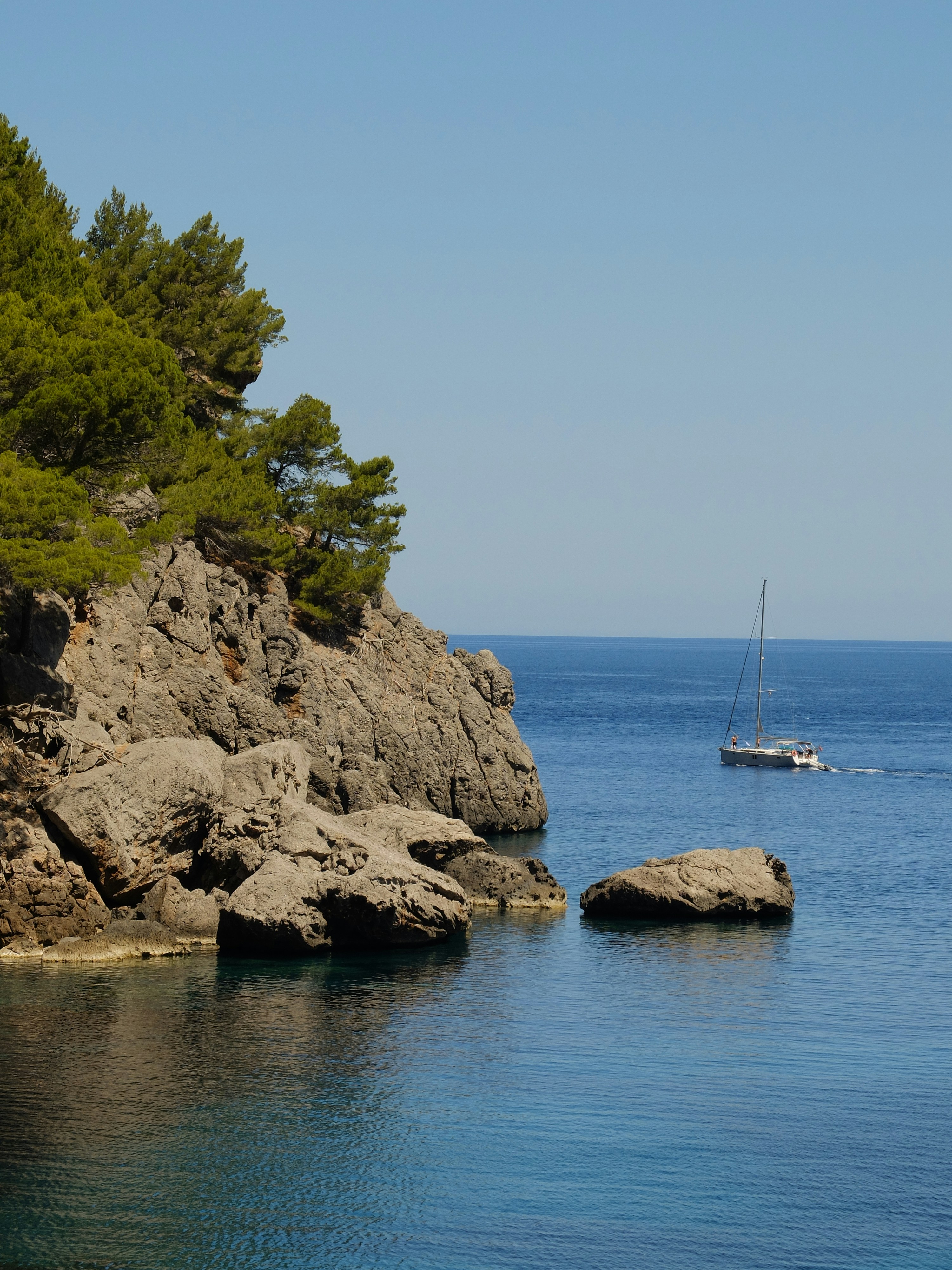 Cliffside Cove: A Quiet Sail Beside the Azul Sea