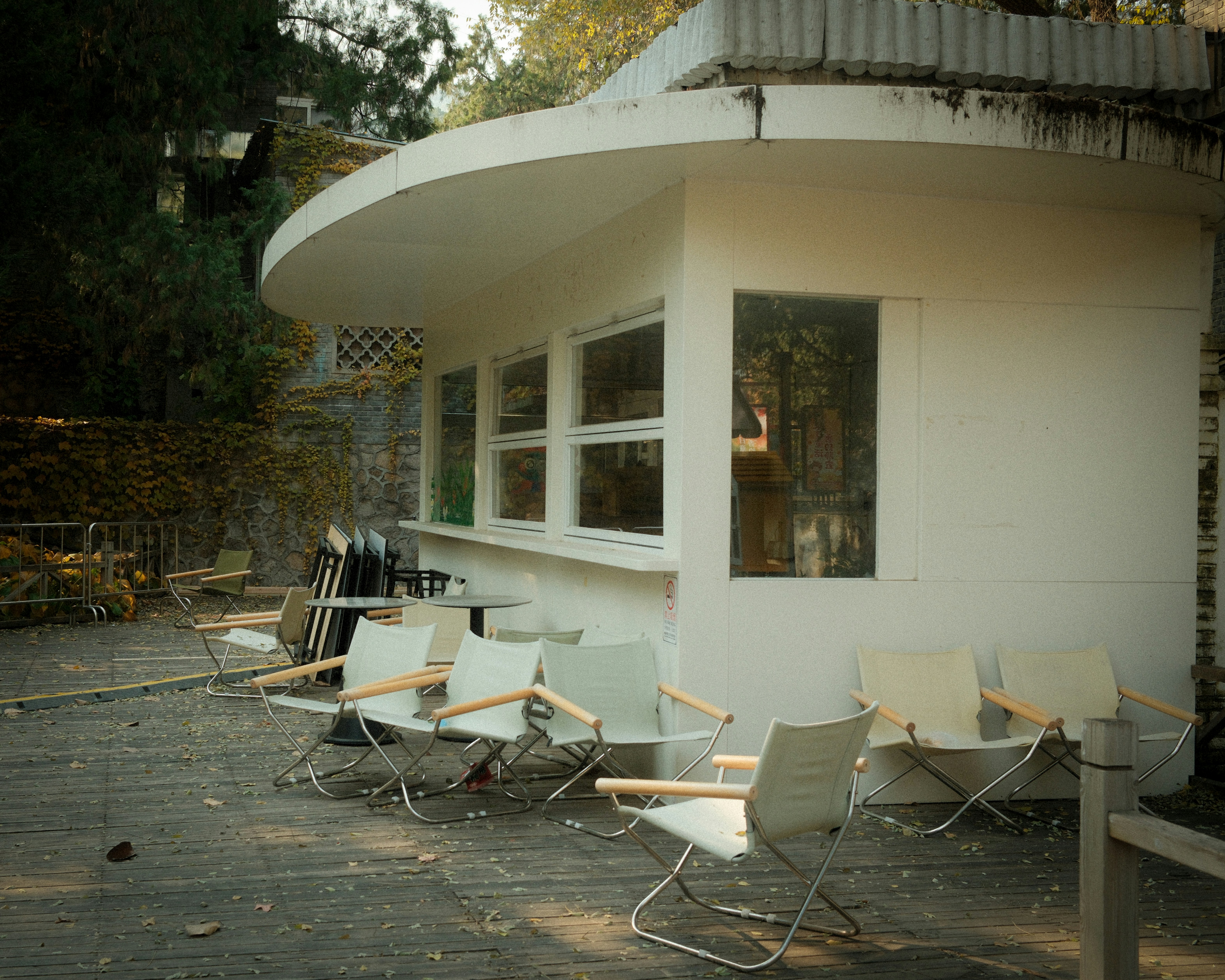 Midcentury Lounge by the Curve: Quiet Outdoor Studio