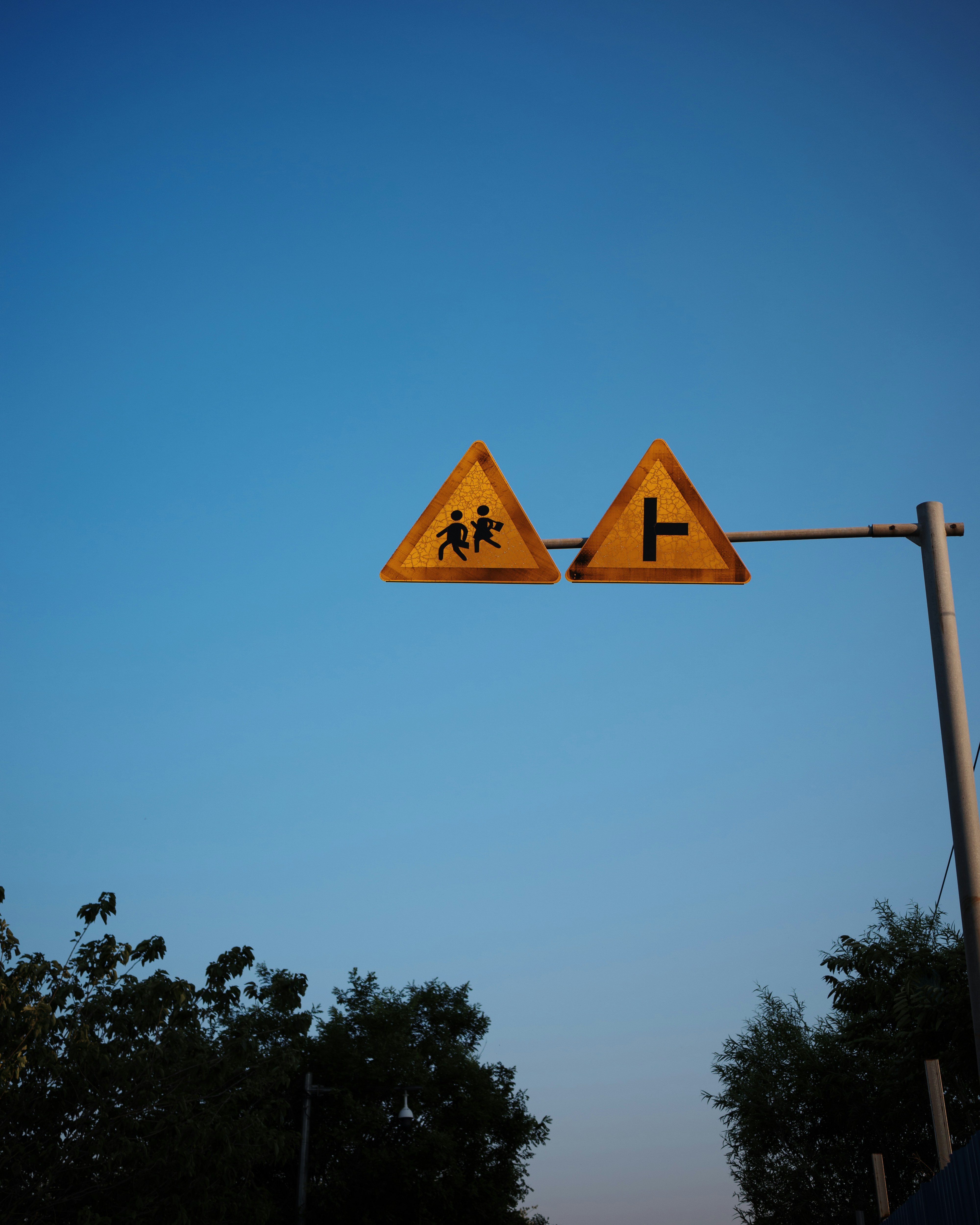 Crossing Signals Above a Quiet Horizon