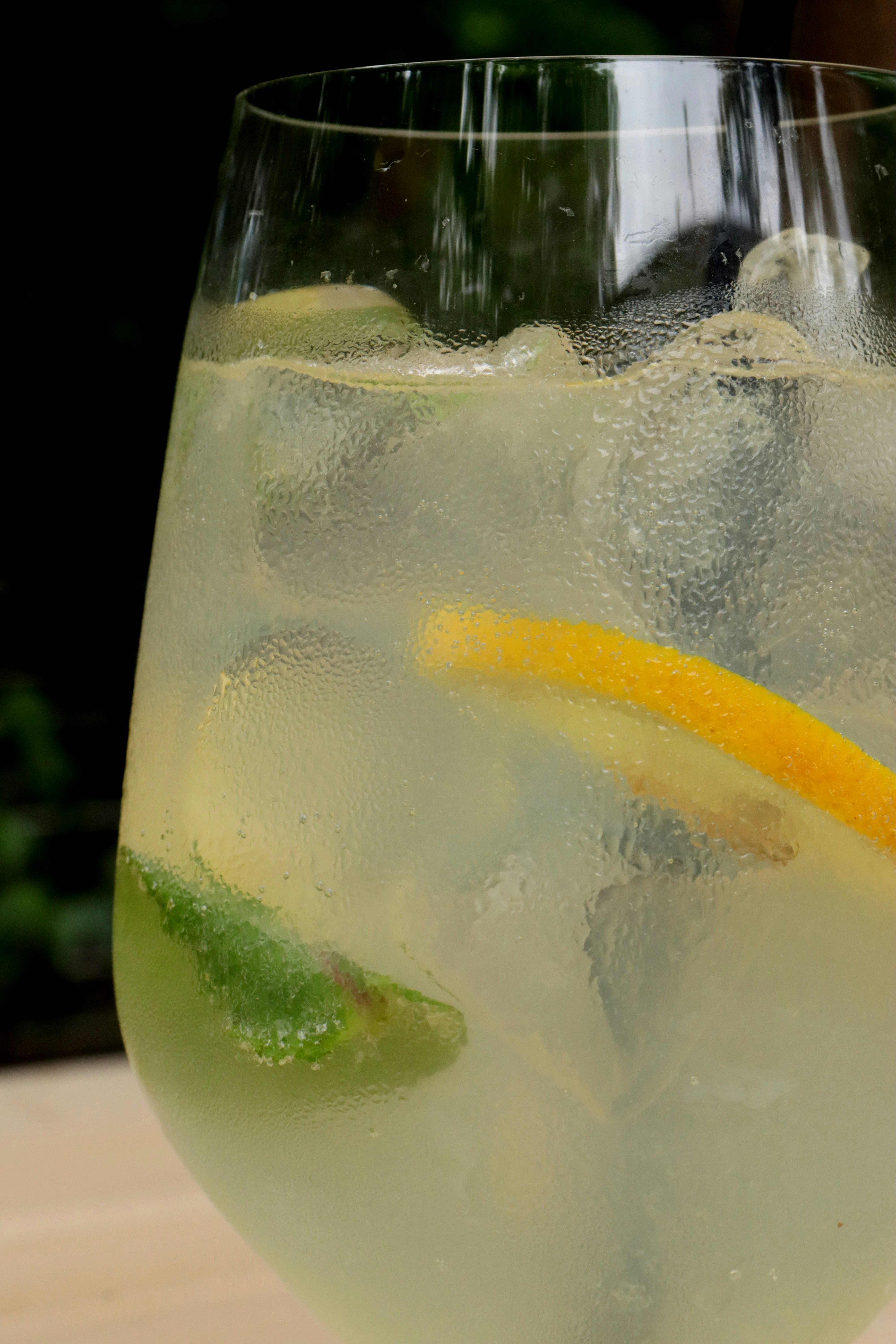 Lemon twist in condensation: a close-up on a refreshing beverage