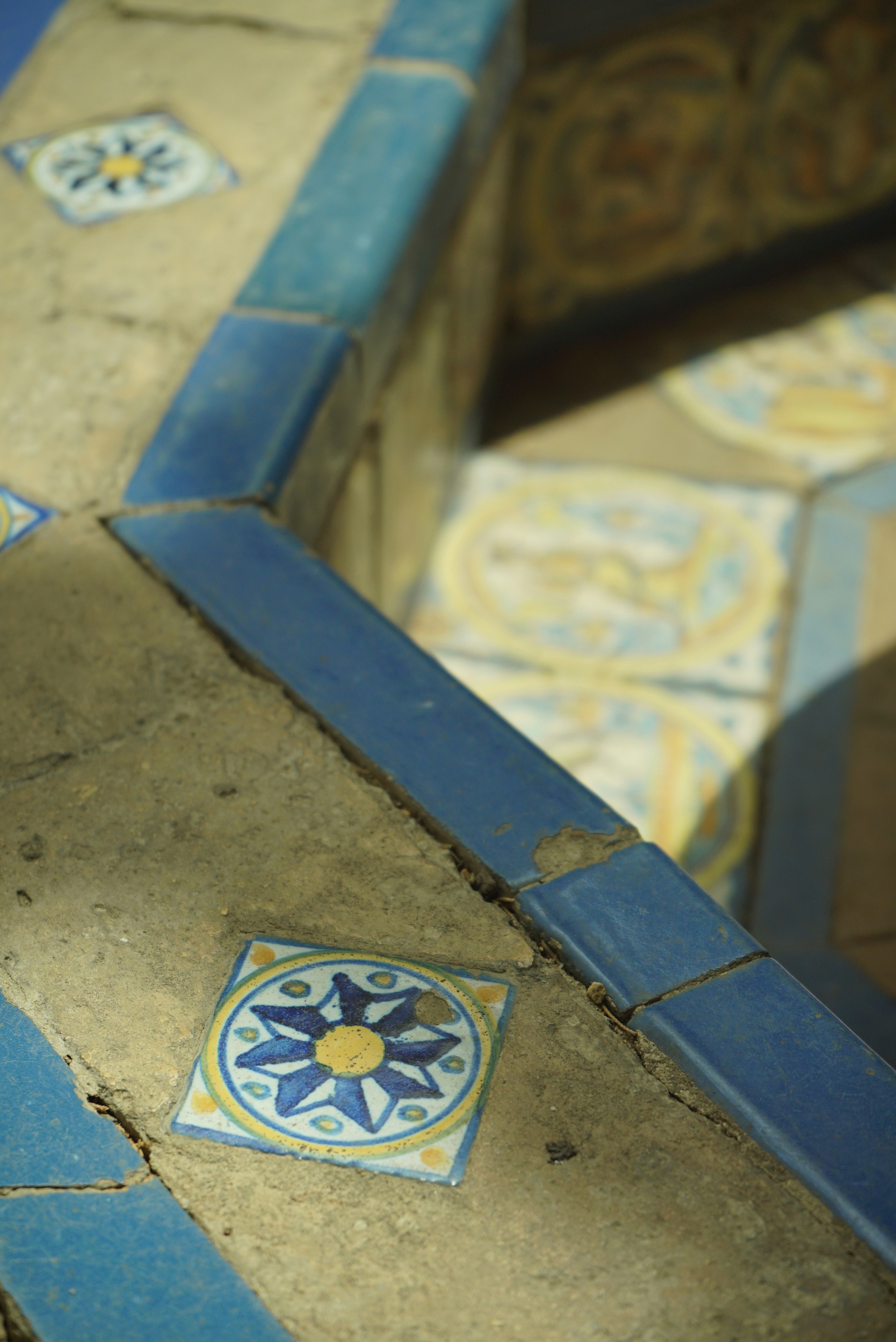 A close-up of handcrafted blue-and-white ceramic tiles highlights the craftsmanship and geometric beauty found throughout the Royal Alcázar. Shot with Sony a7s // Primer plano de azulejos artesanales en tonos azules y blancos que destacan la tradición cerámica y los detalles decorativos del Real Alcázar.