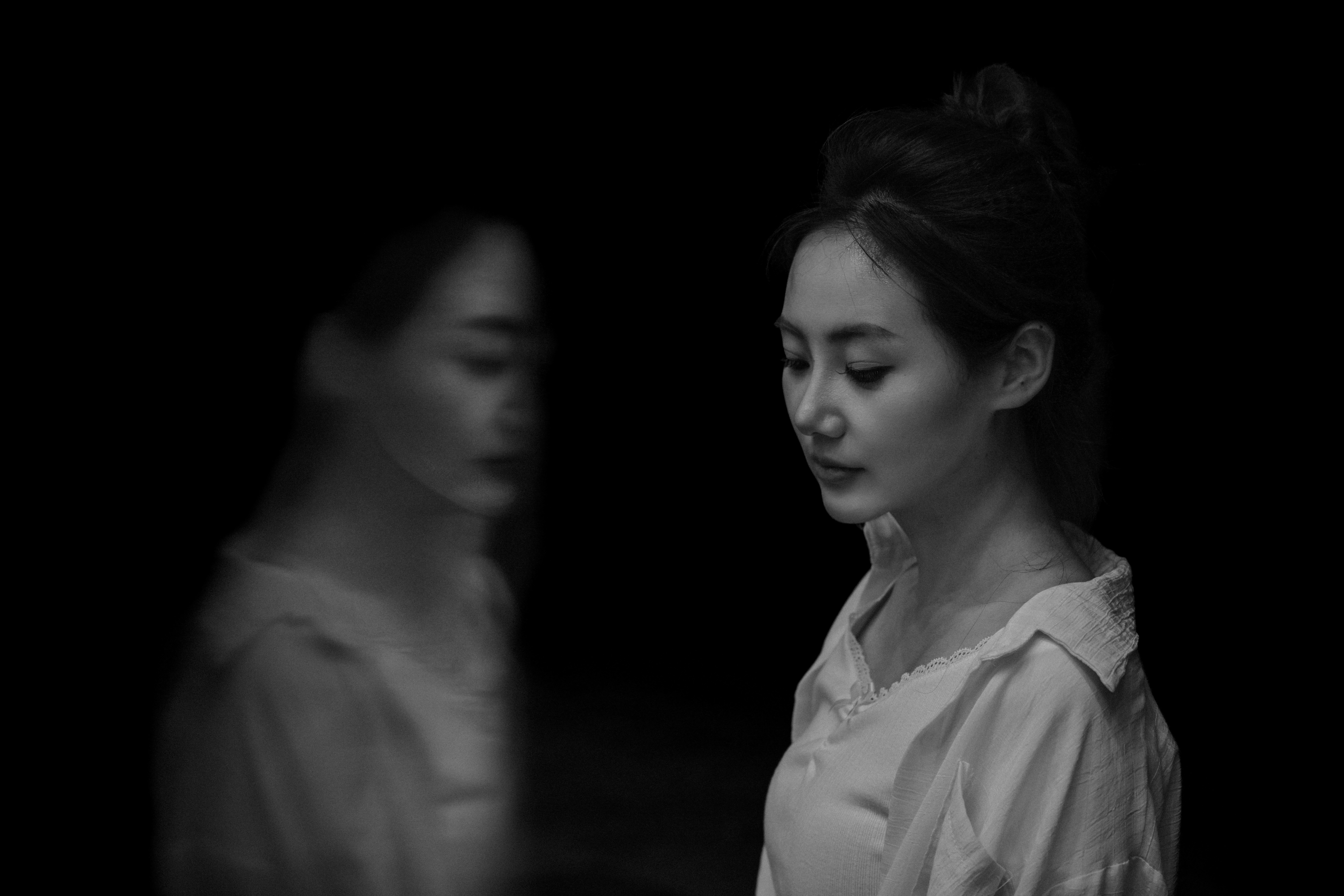 Echoes in Quiet Light: A Silent Portrait of Reflection